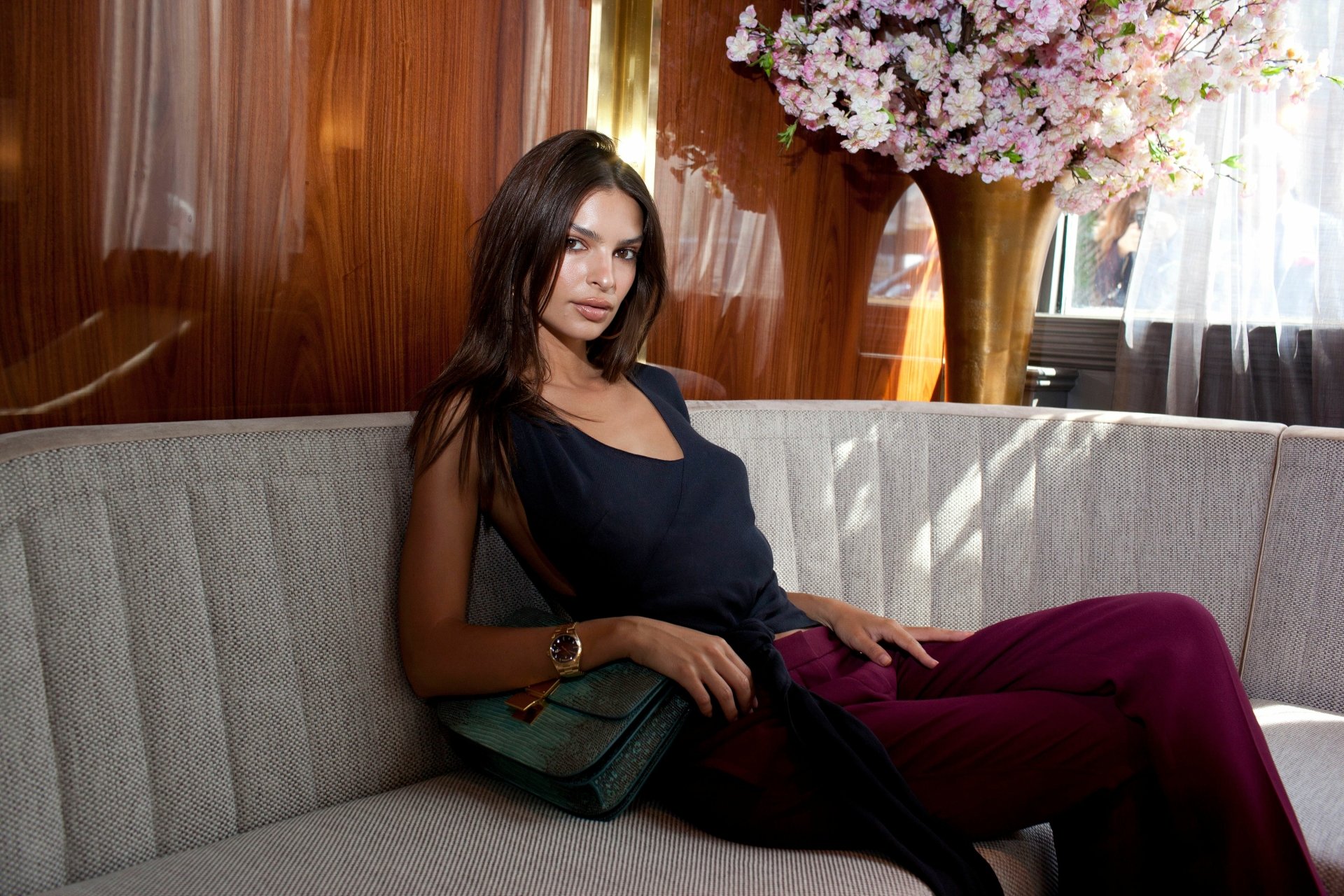Download Wristwatch Handbag Sofa Celebrity Emily Ratajkowski 4k Ultra ...