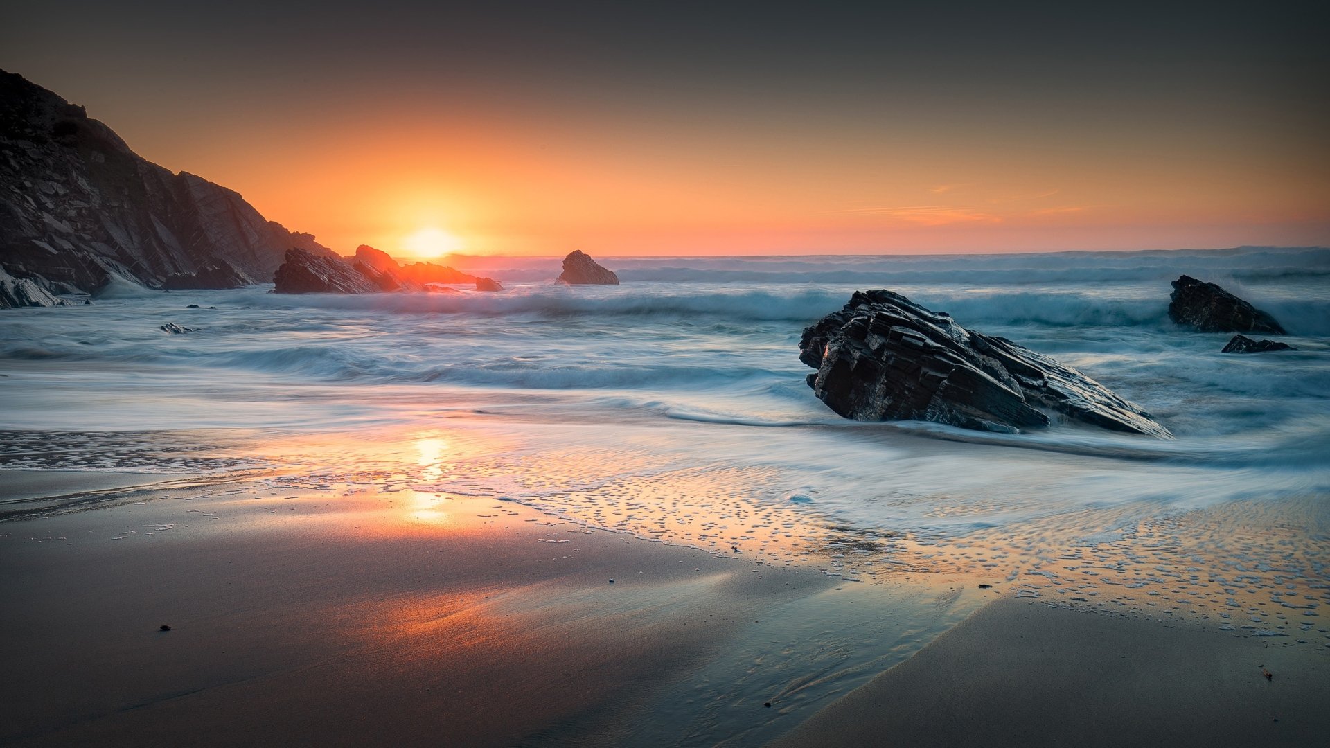 Dawn Horizon Over Ocean Waves – Stunning HD Nature Sunrise Wallpaper