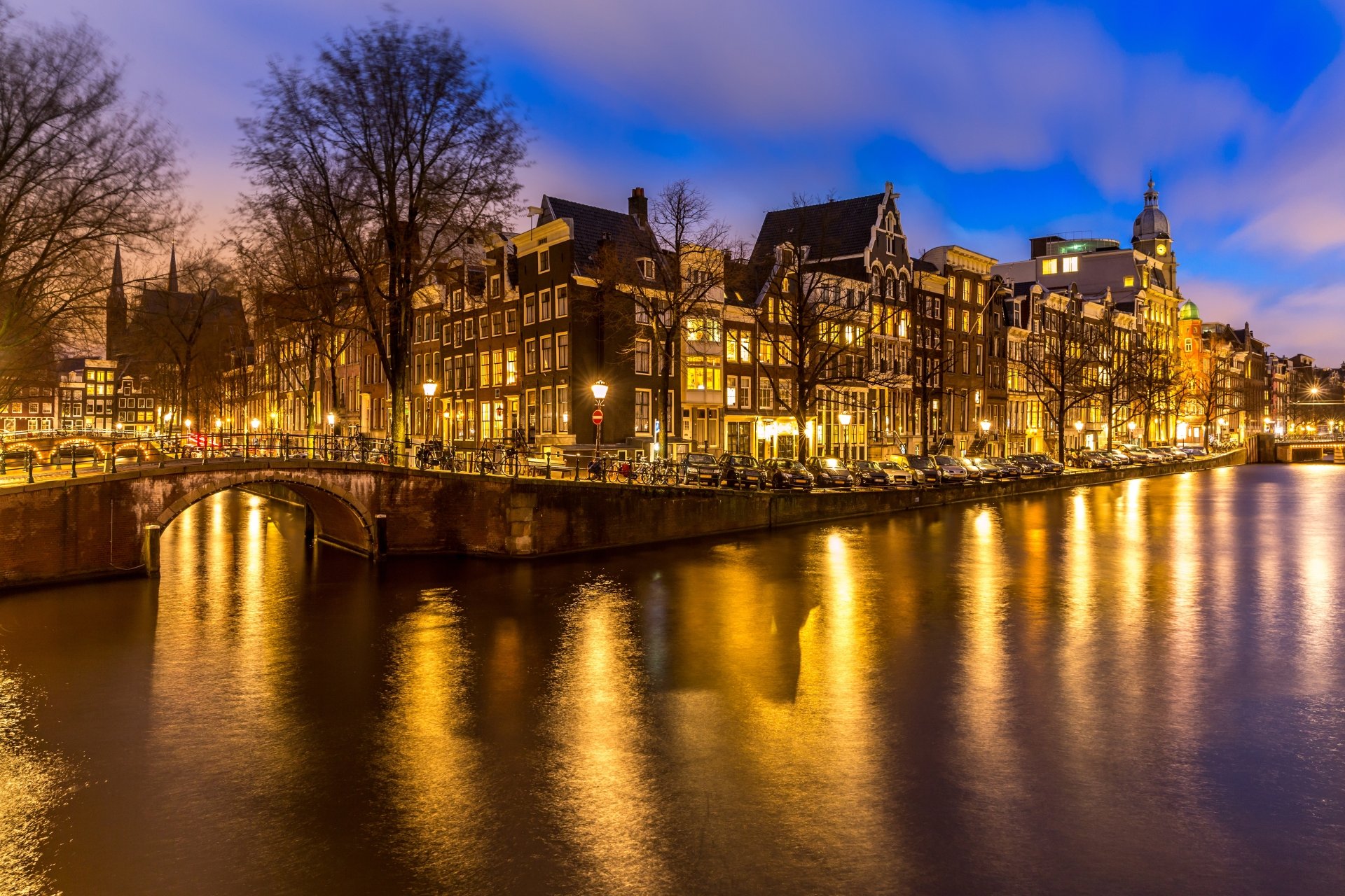 Amsterdam Night Canal Glow – 4K Ultra HD Cityscape Wallpaper