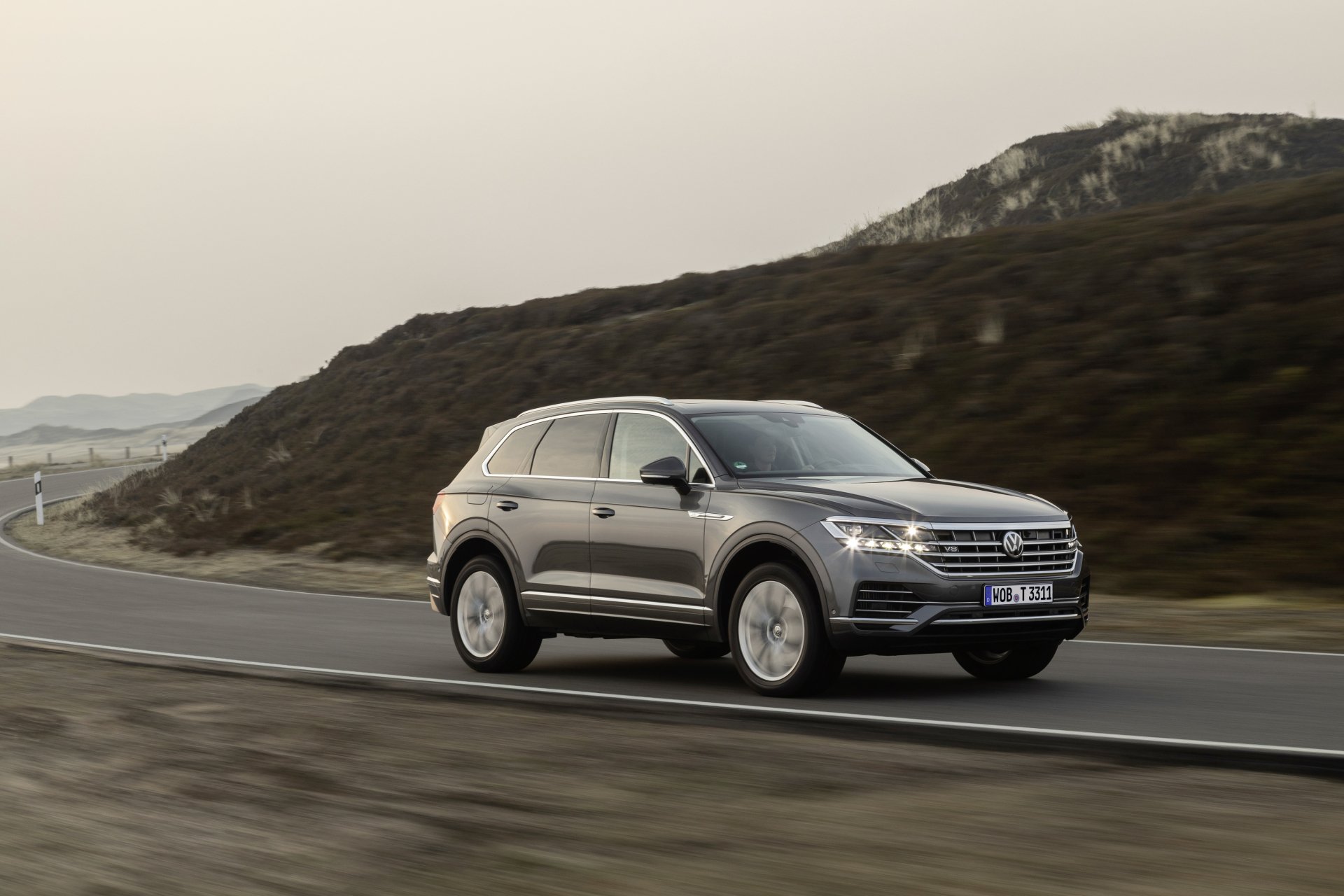 Download SUV Silver Car Car Volkswagen Vehicle Volkswagen Touareg 4k ...