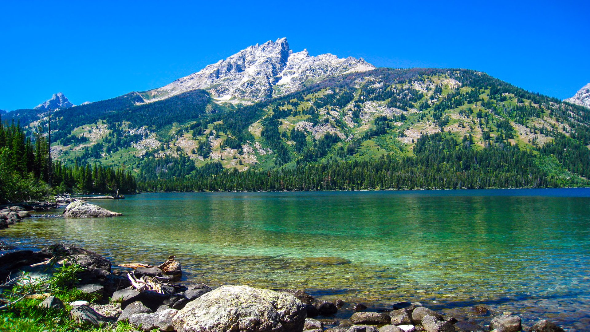 4K Ultra HD Mountain Lake Serenity: Nature’s Crystal Clear Escape