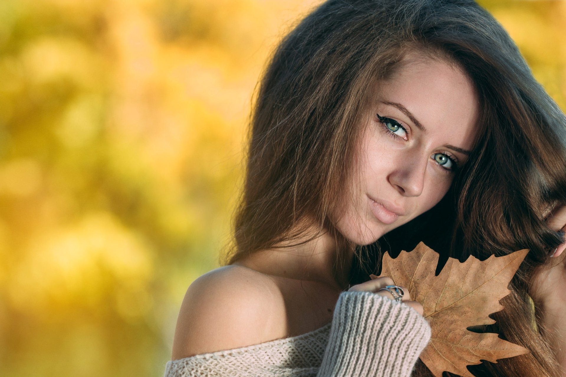 Download Blue Eyes Depth Of Field Brunette Face Woman Model HD Wallpaper