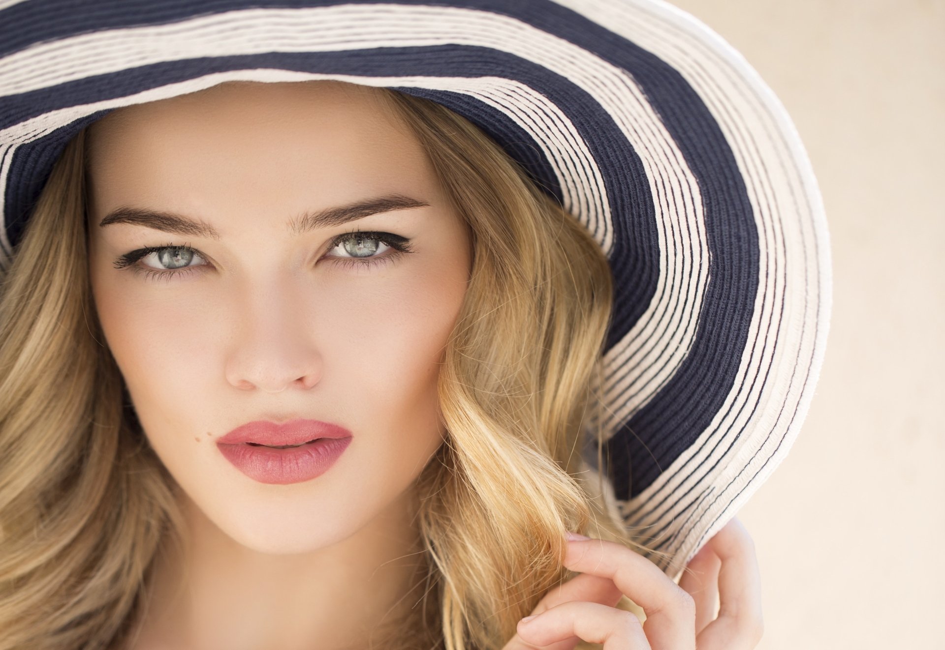 Download Blonde Model Woman Face 4k Ultra HD Wallpaper