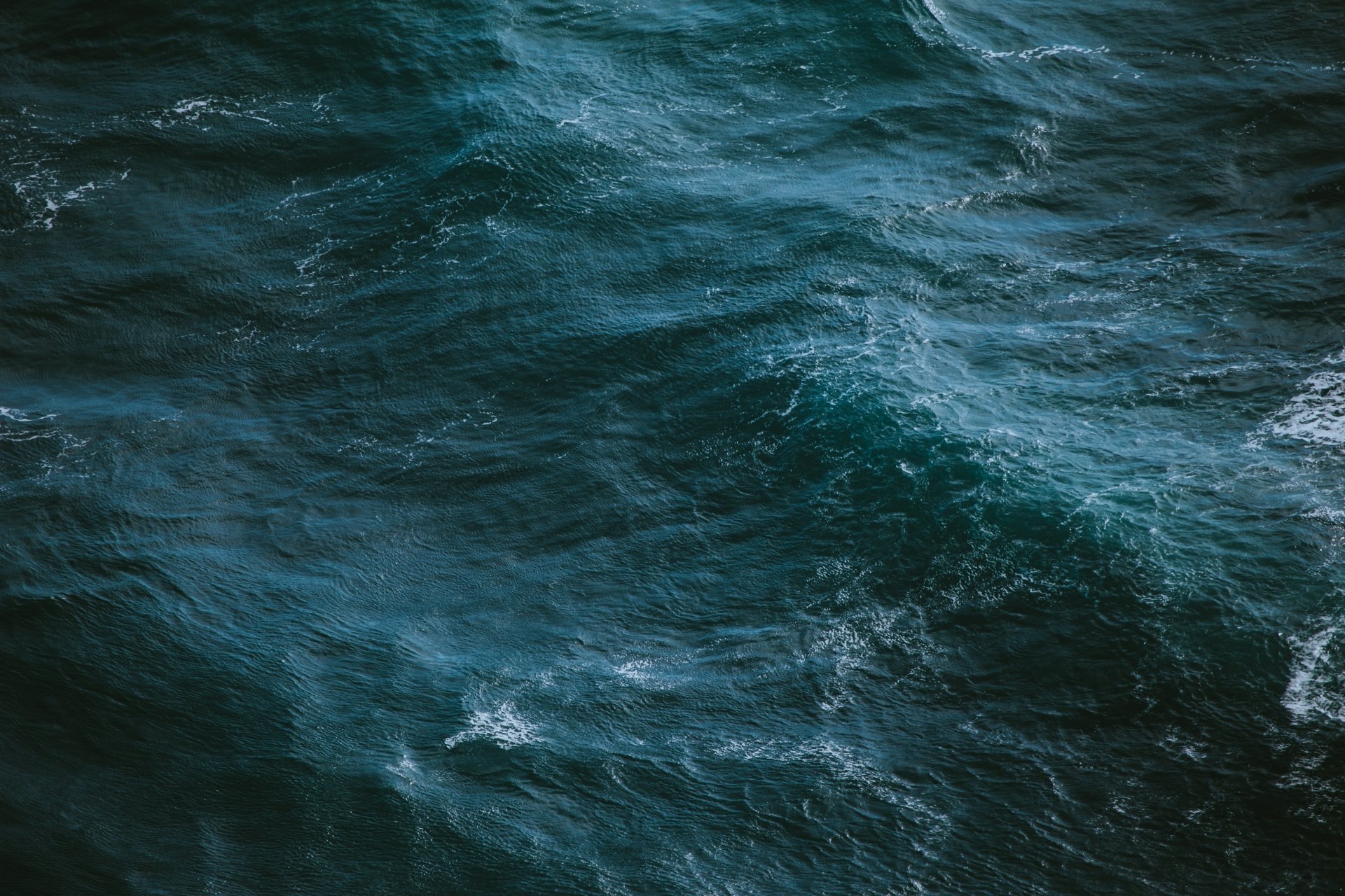 Ocean Serenity: Stunning 4K Ultra HD Waves in Nature's Embrace