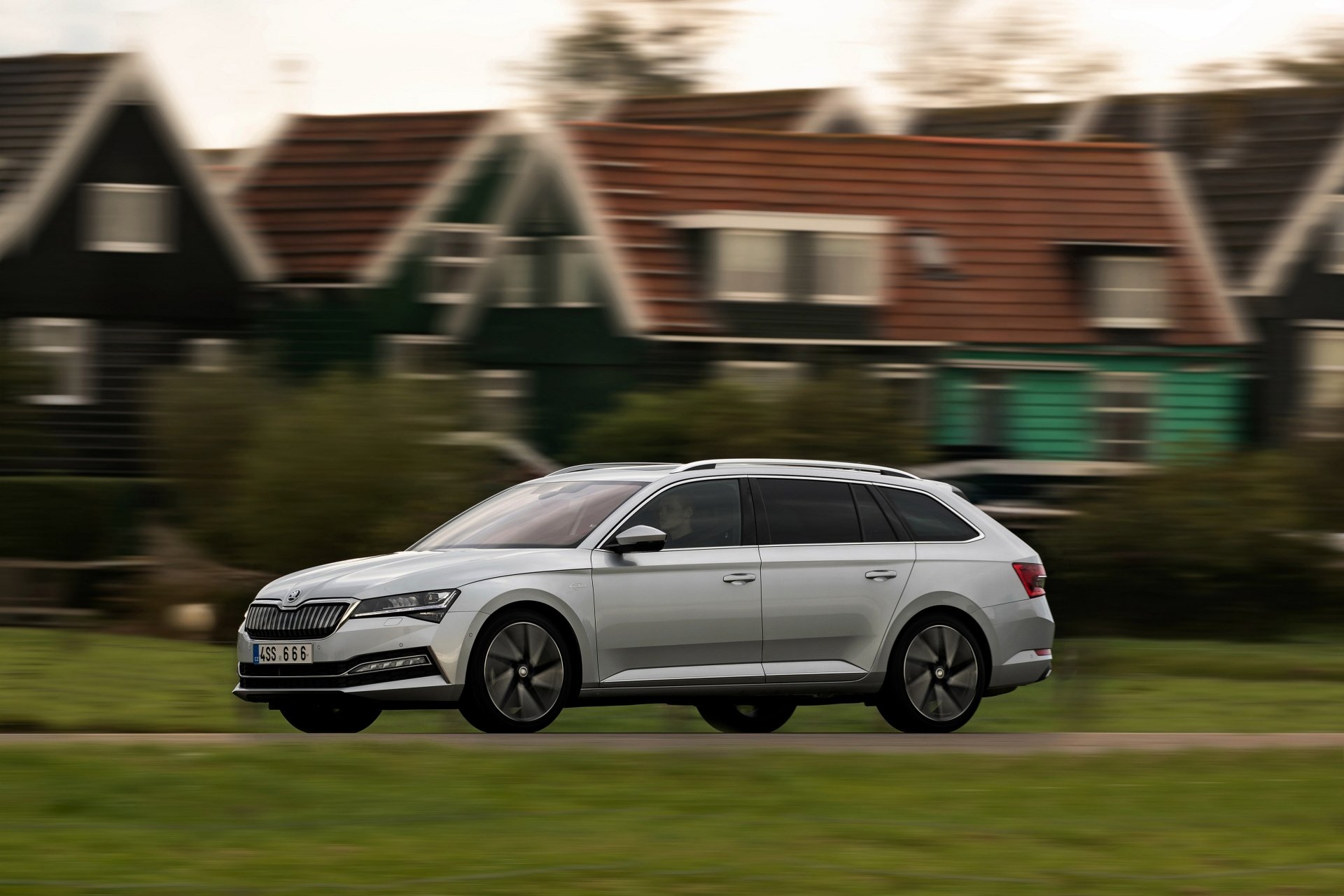 Download Skoda Superb Silver Car Car Skoda Vehicle Skoda Superb Combi ...