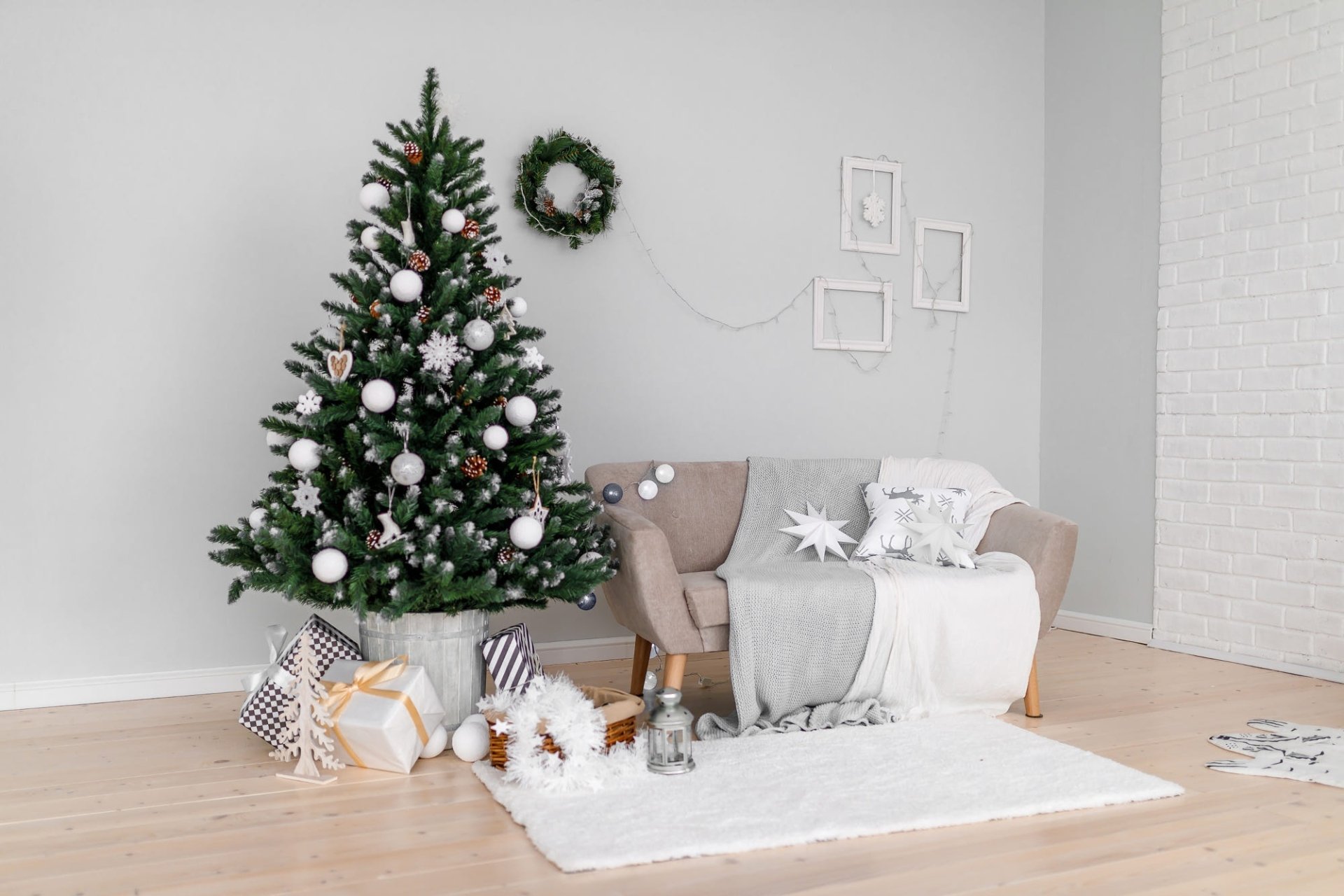 HD Christmas Living Room Wallpaper: Cozy Sofa, Tree & Gifts