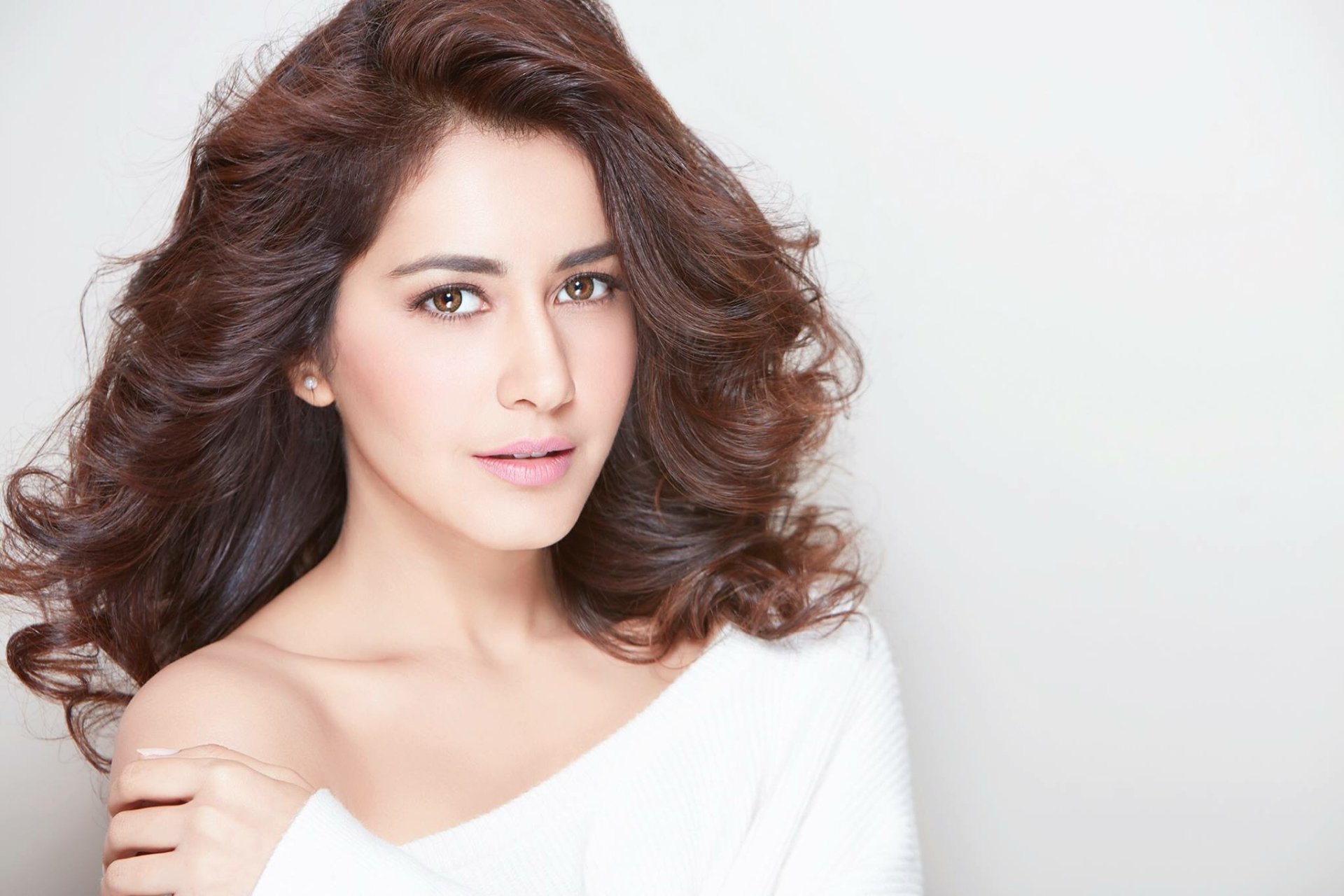 Elegant Portrait HD Wallpaper of Celebrity Actress | 2048x1365 ...