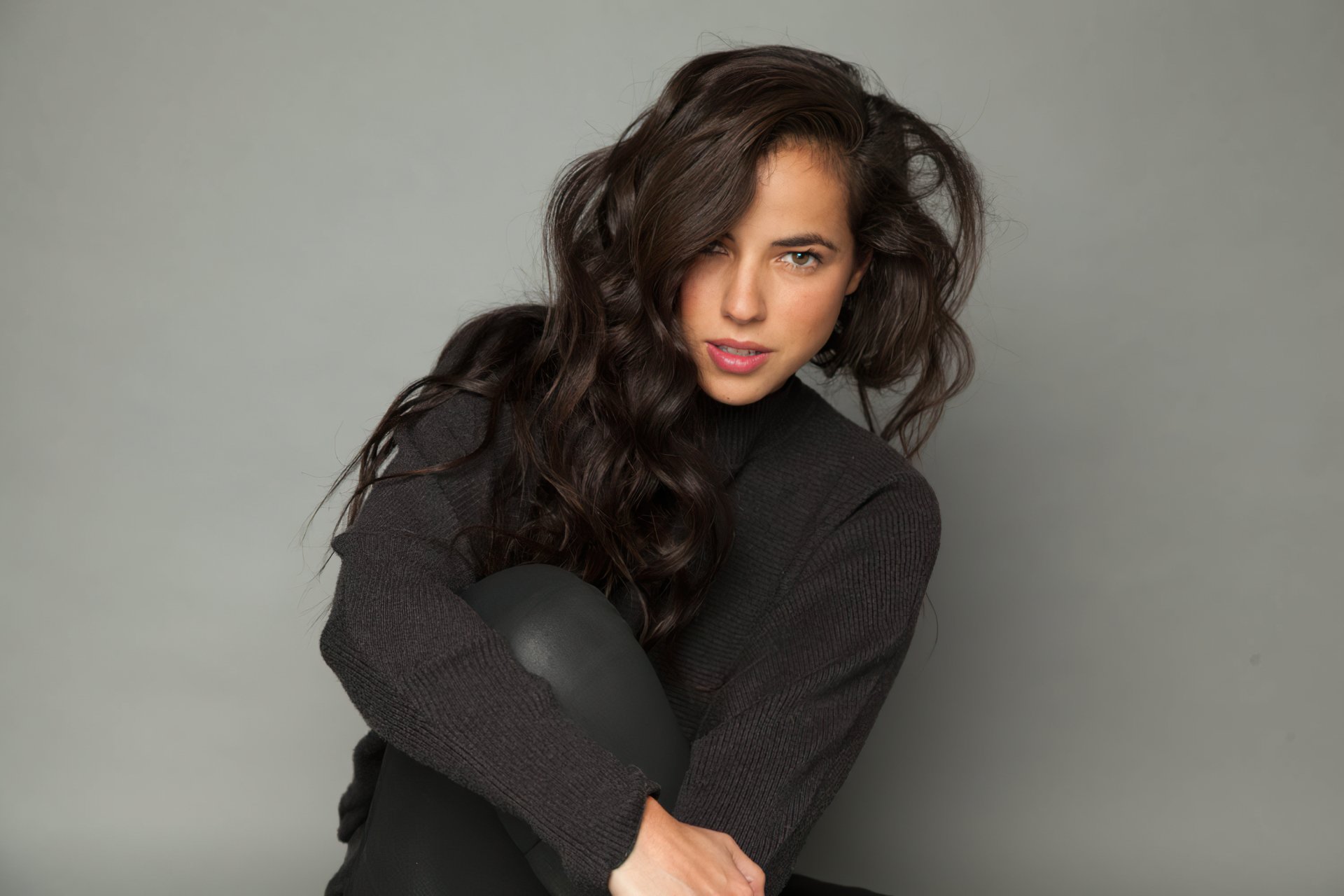 Elegant Pose - Chic Style HD Desktop Wallpaper