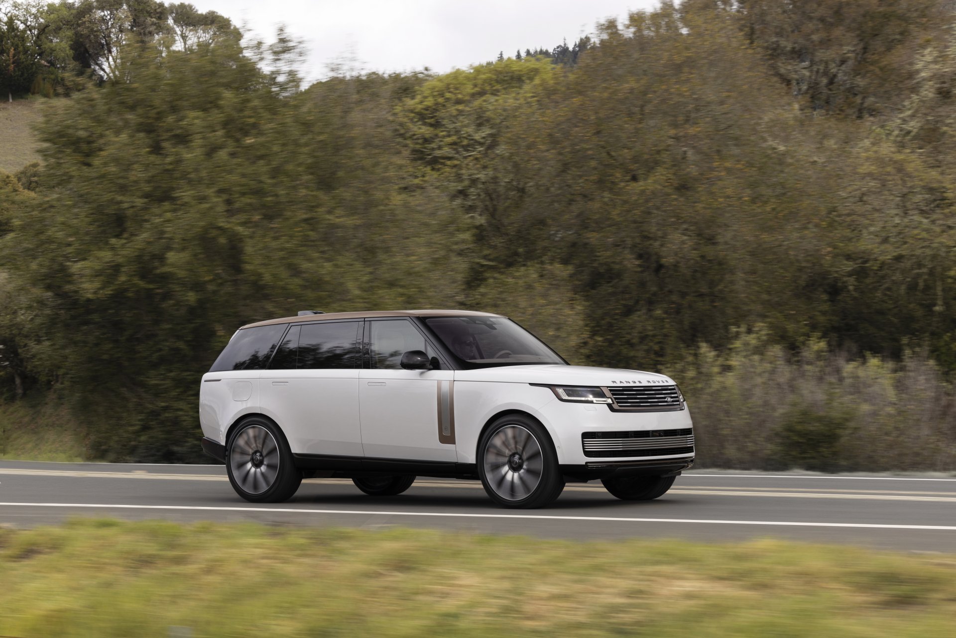 Download Vehicle Range Rover SV 8k Ultra HD Wallpaper