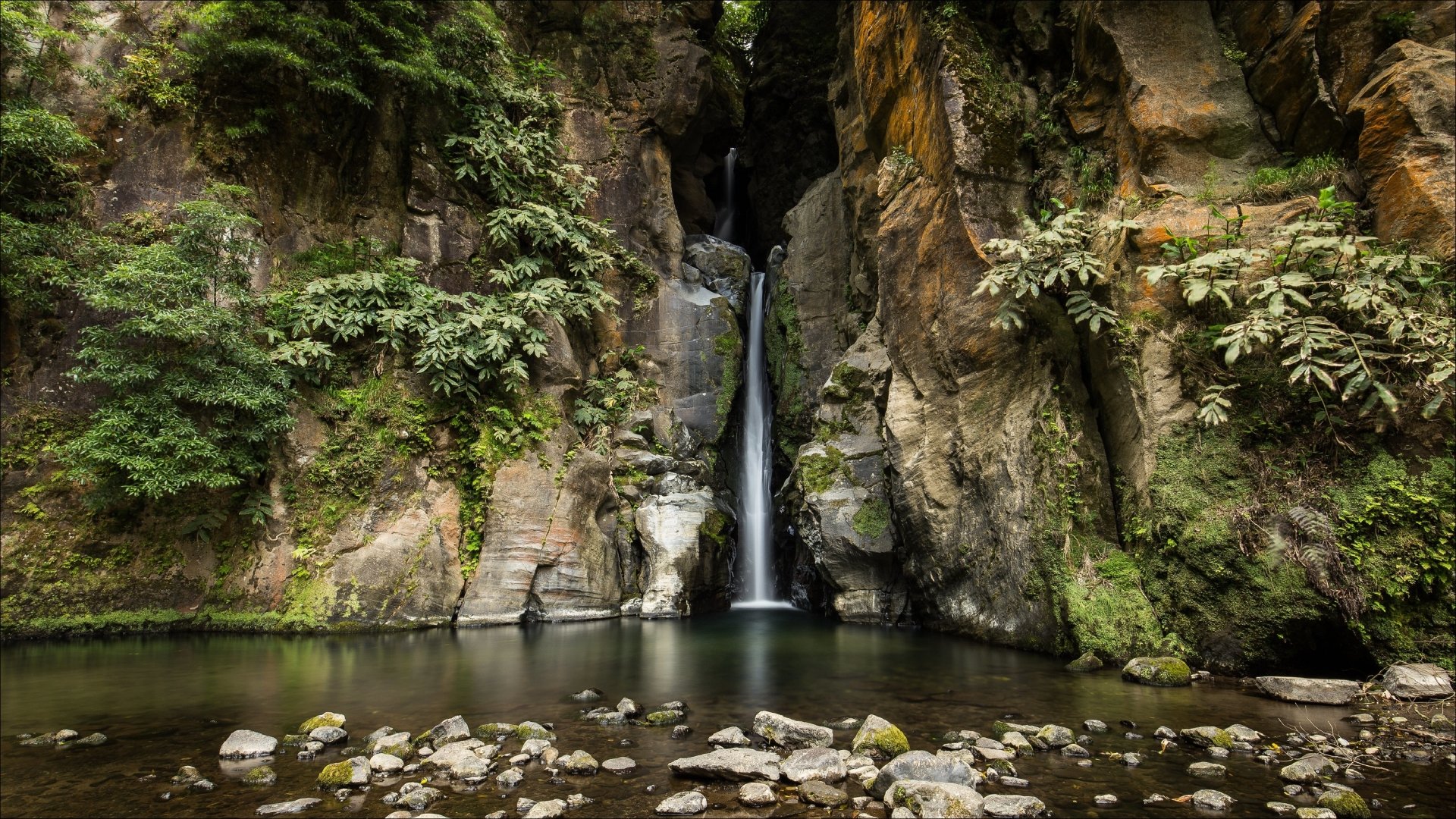 Serene Cascade: Stunning HD Nature Waterfall Wallpaper