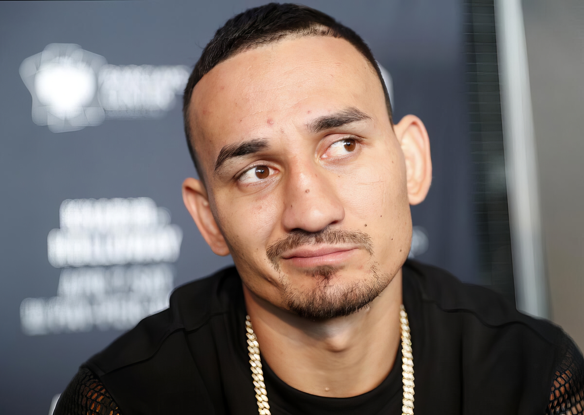 Max Holloway UFC HD Wallpaper – Fierce Fighter’s Iconic Moment