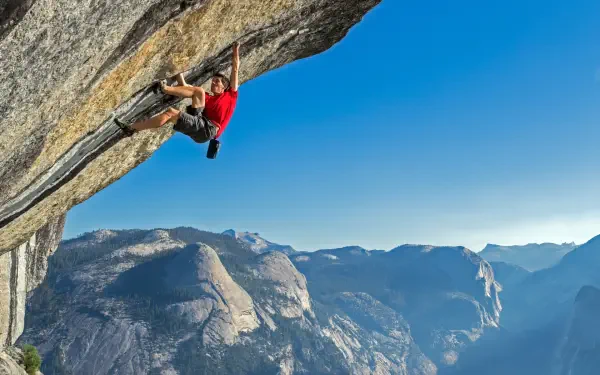 2K Quad HD Climbing Wallpaper — Sea Overhang Free-Solo