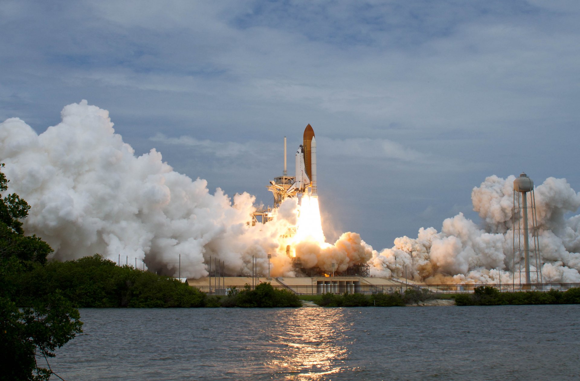 Space Shuttle Launch: HD Vehicle Wallpaper in Action