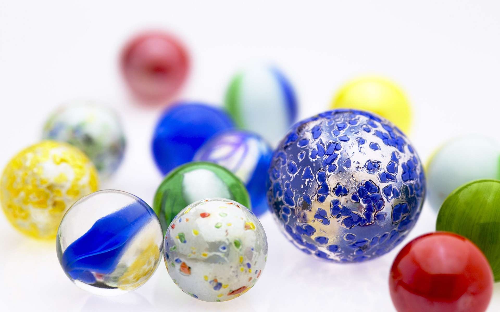 HD Abstract 3D Marble Balls Wallpaper – Colorful CGI Sphere Art