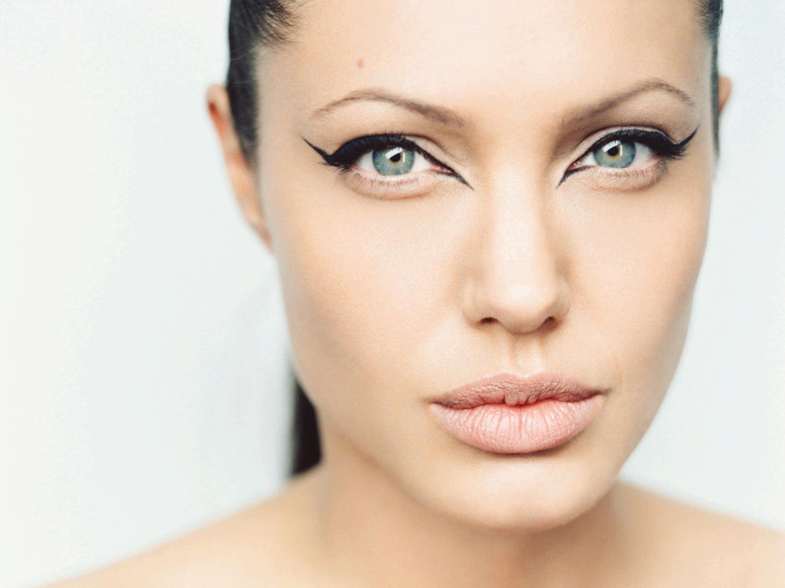 **Angelina Jolie HD Wallpaper: Iconic Beauty Captured**