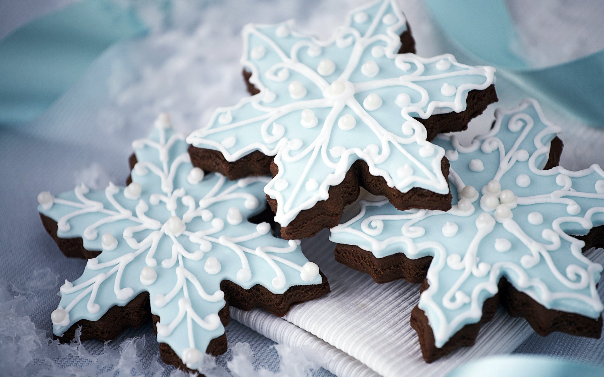 Delightful Gingerbread Cookies: A Holiday HD Wallpaper