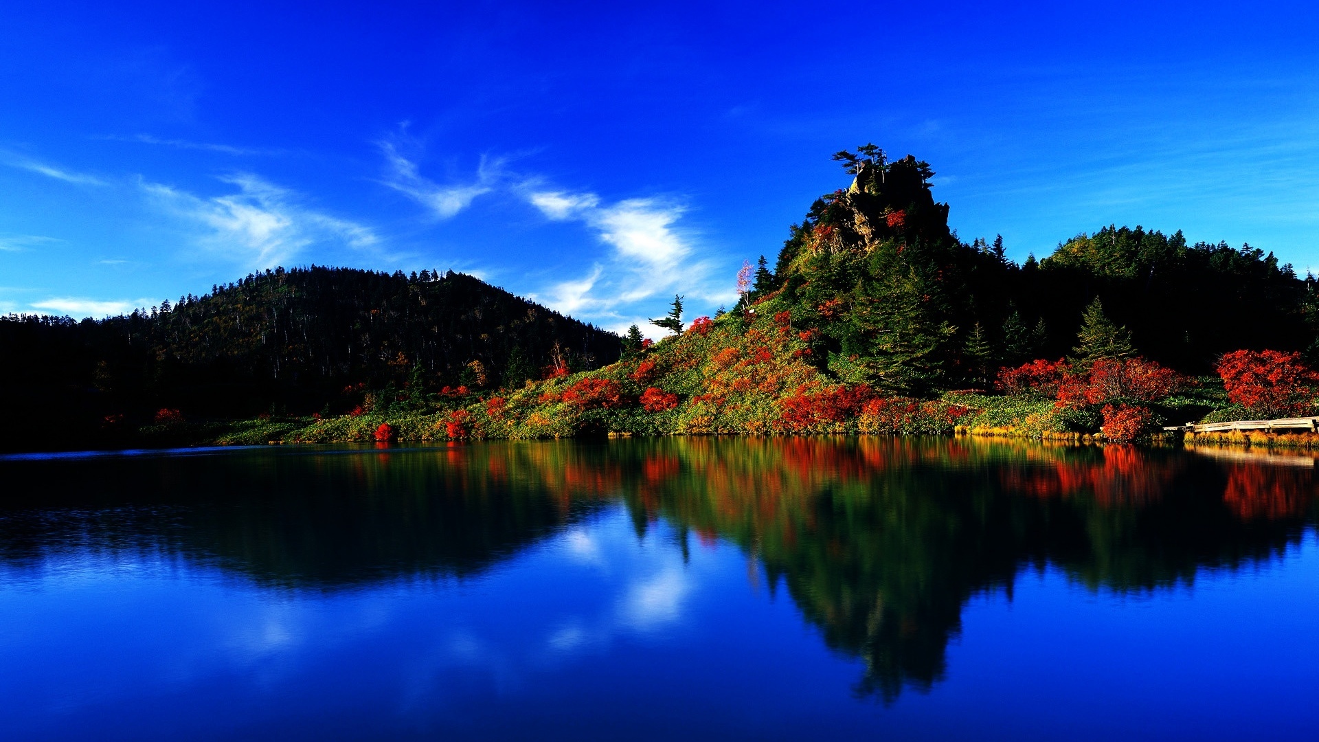 Fall Serenity: HD Wallpaper of Lakeside Reflections and Mountains