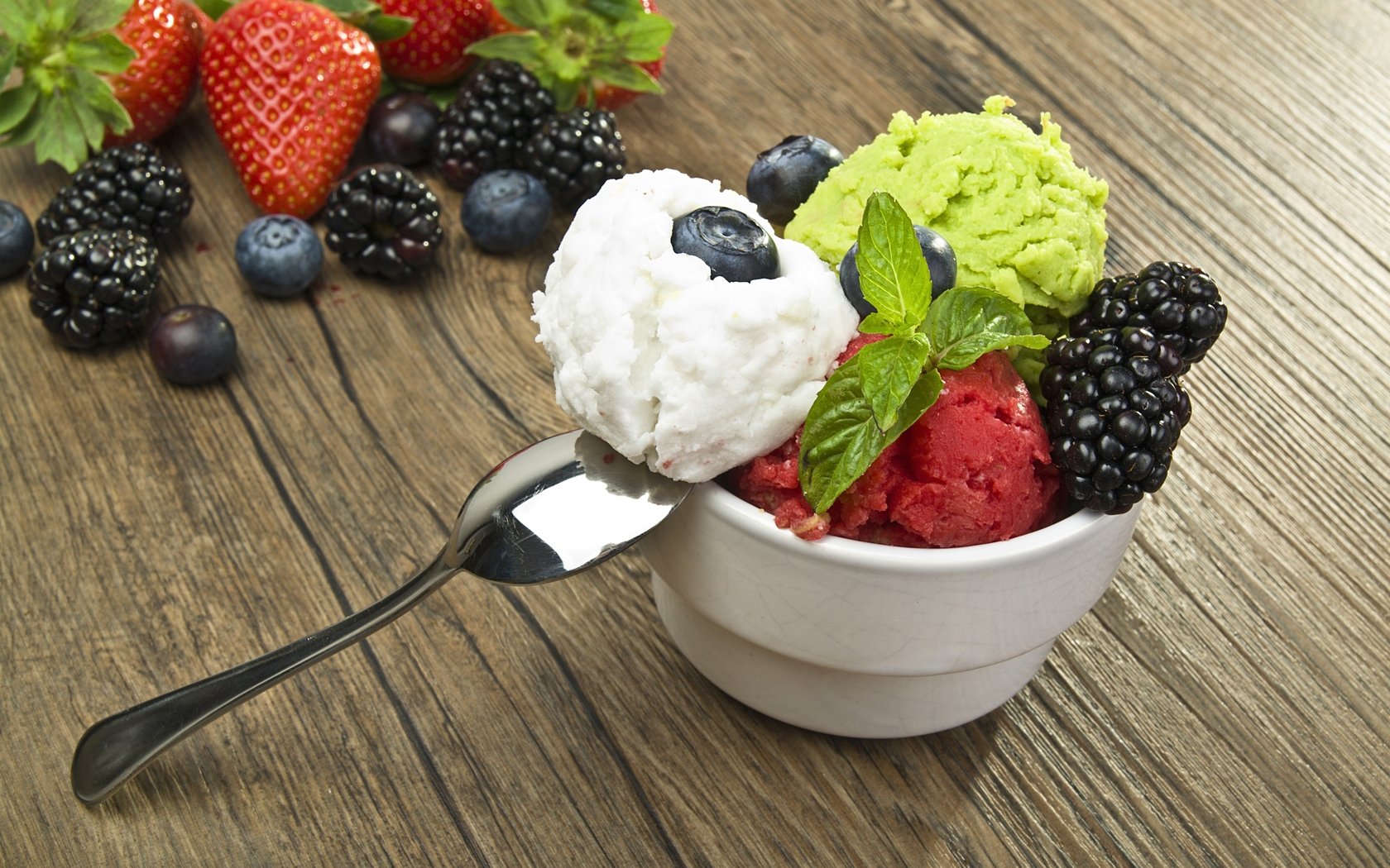 Delicious HD Ice Cream Delight with Fresh Berries | 1680x1050 ...