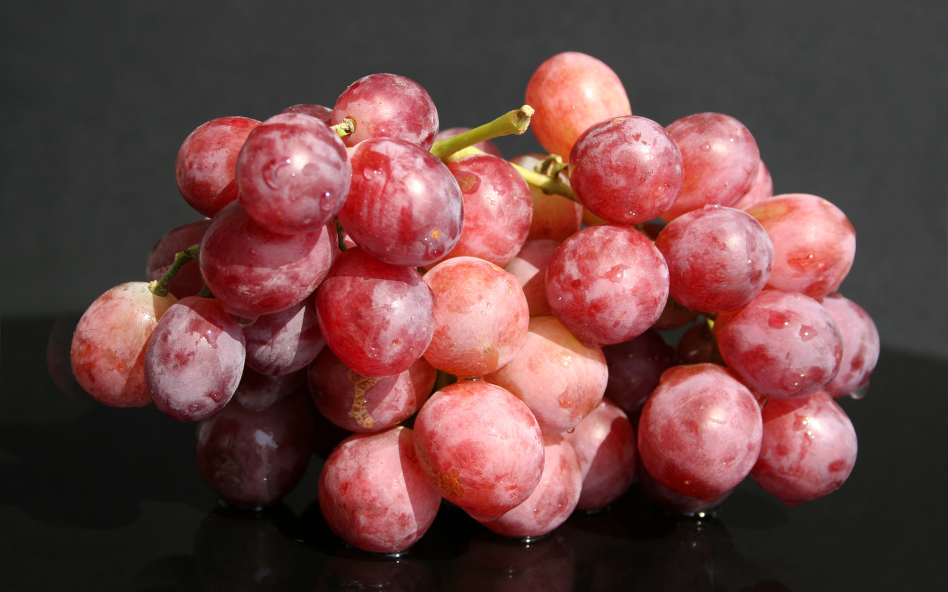 Vibrant Red Grapes HD Wallpaper – Fresh & Juicy Food Delight