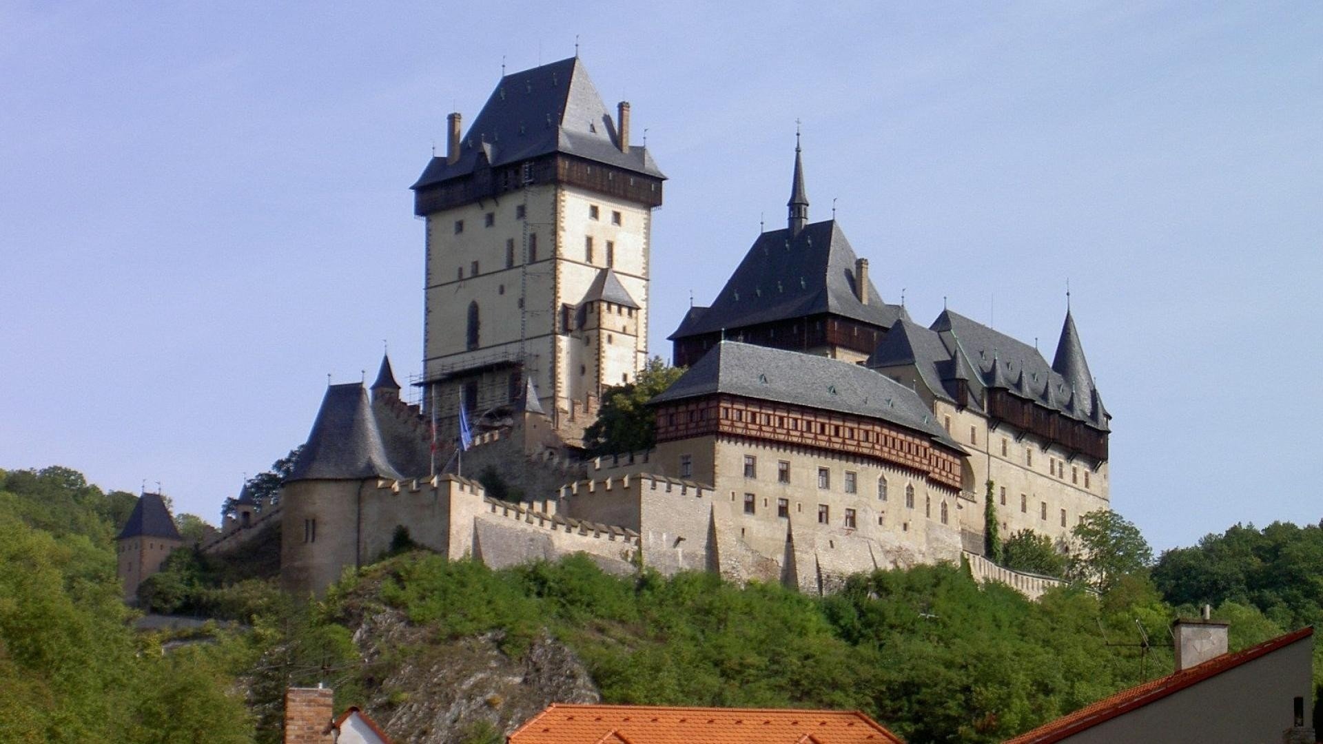 Karlštejn Castle: Stunning HD Wallpaper of a Historic Landmark