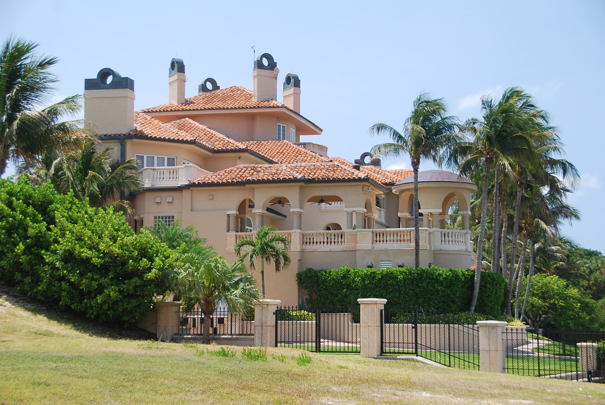 Download Man Made House HD Wallpaper