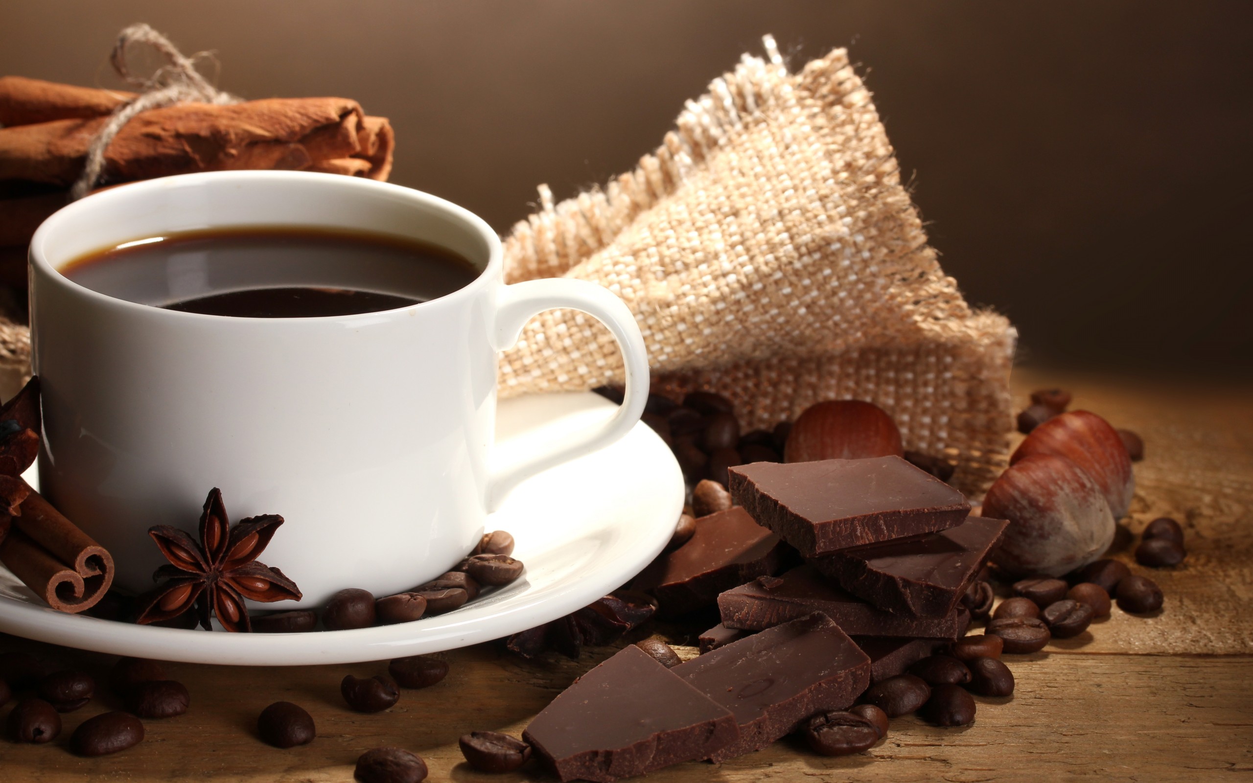 Rich Coffee Bliss: HD Wallpaper of Dark Brew and Delightful Treats