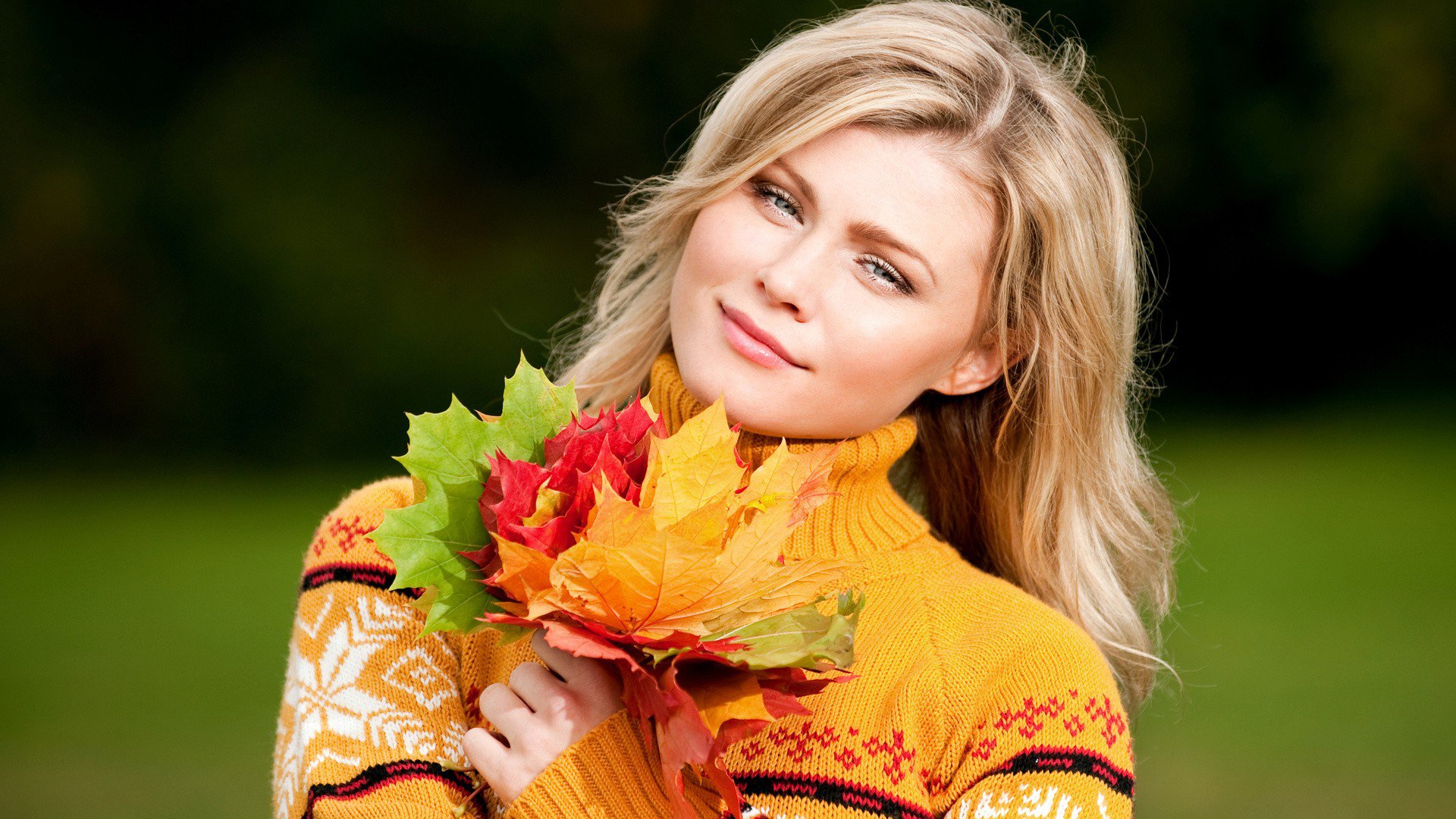 Elegant Autumn Glow: HD Wallpaper of a Woman Model in Cozy Fall Style
