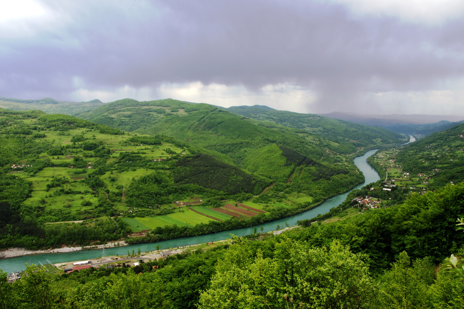 Breathtaking HD Landscape Photography: Serene River Valley Panorama