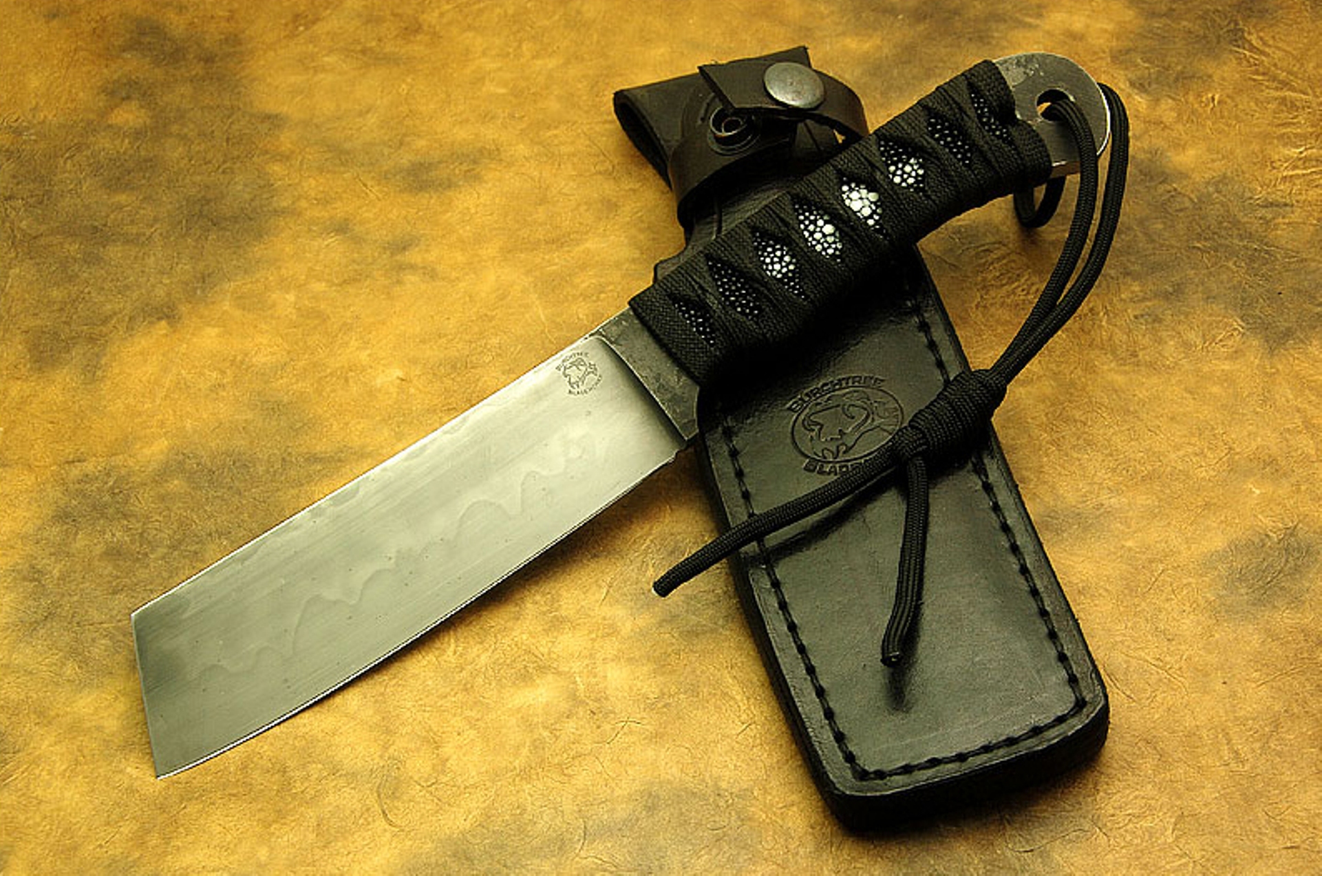 Stunning HD Wallpaper of a Crafted Knife