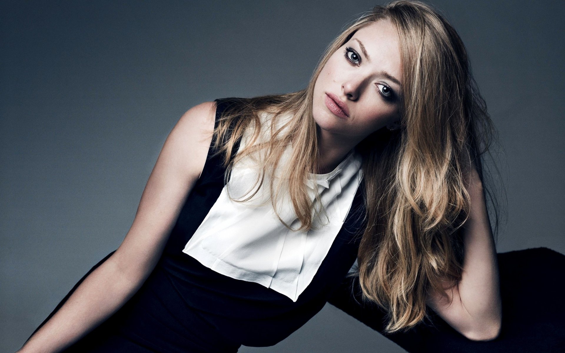 Amanda Seyfried: Stunning HD Wallpaper of a Glamorous Actress