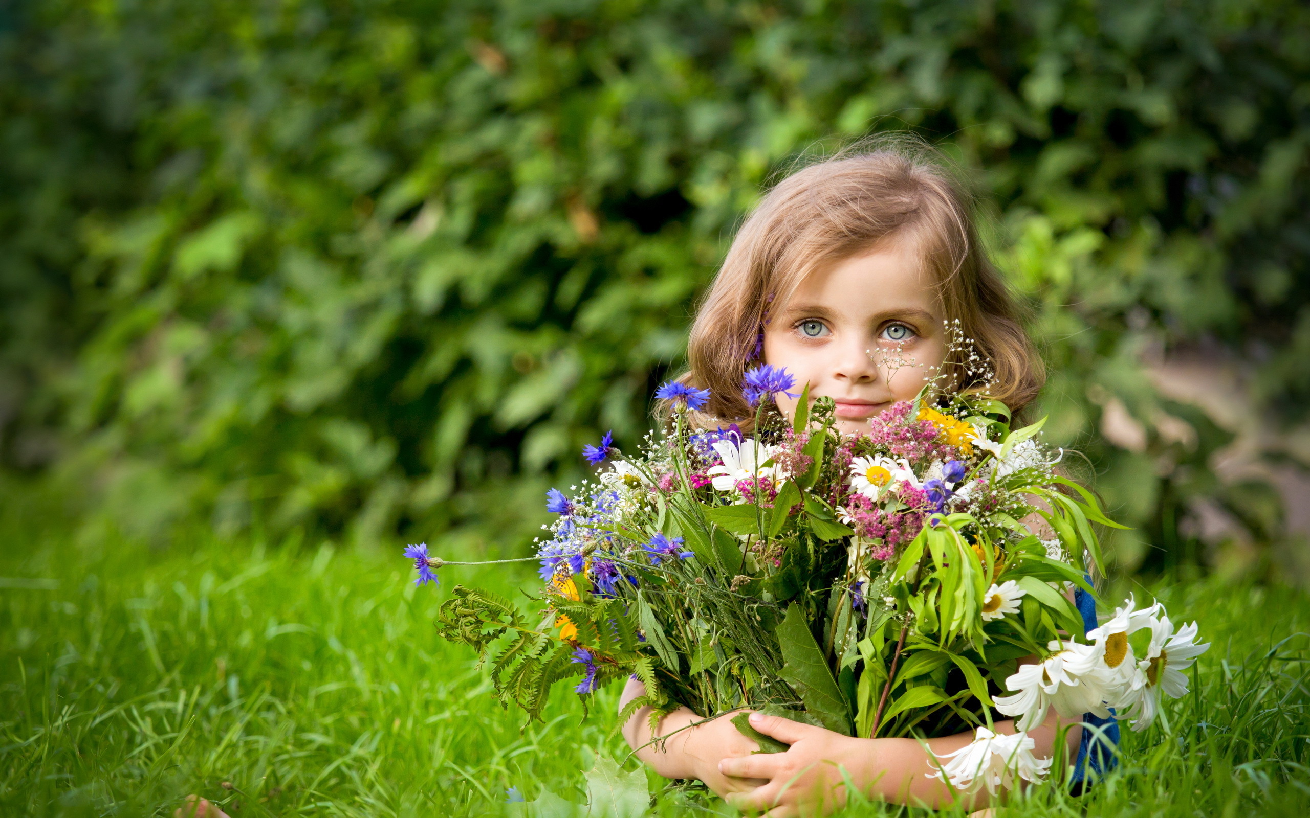HD Wallpaper of a Child with a Beautiful Bouquet of Flowers