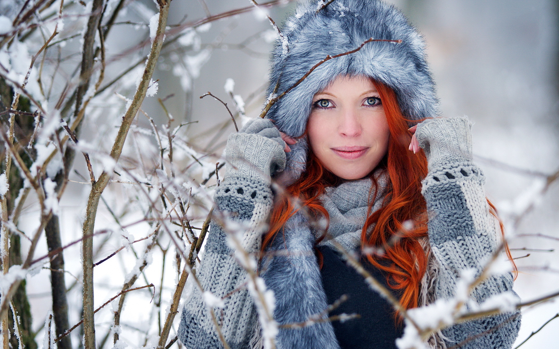 Winter Elegance: Beautiful Woman in Stunning HD Wallpaper