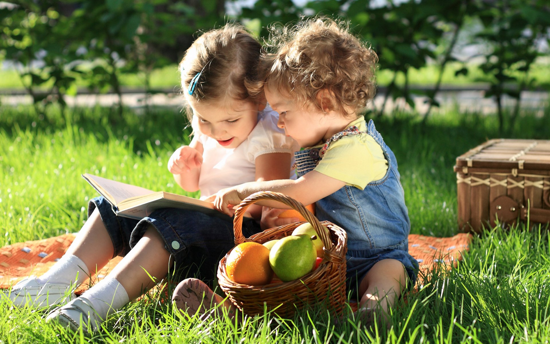 Joyful Childhood Moments: HD Photography Wallpaper | 2560x1600 ...