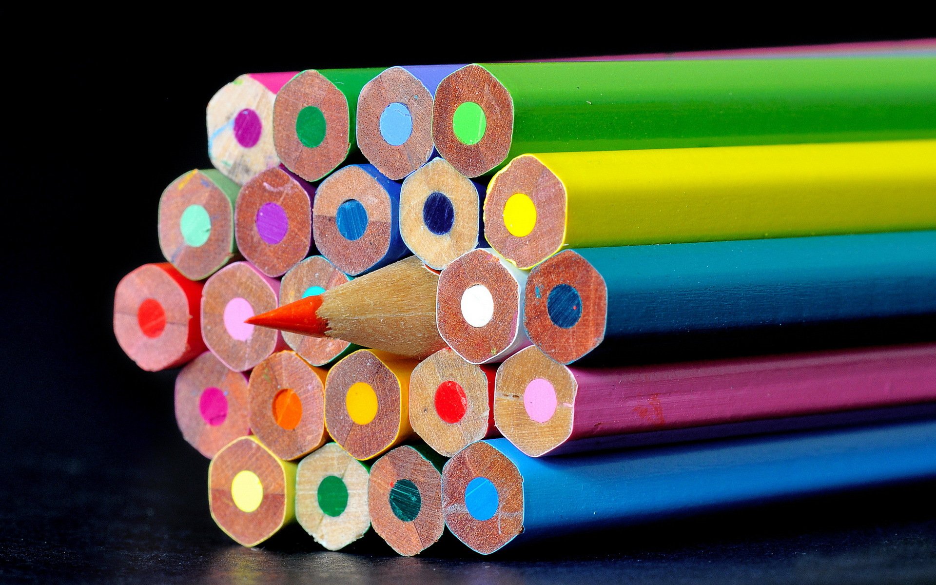 Vibrant Pencil Array: HD Photography Spotlight