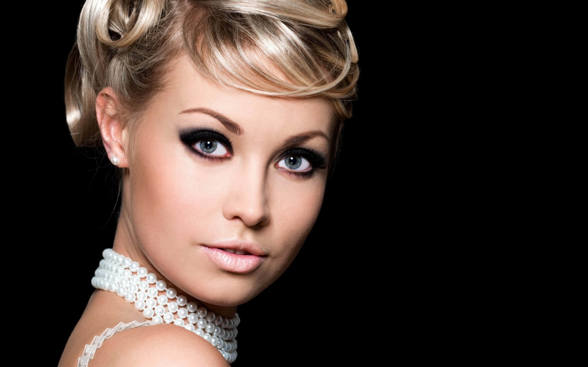 Elegant Woman Portrait – Stunning HD Face Wallpaper