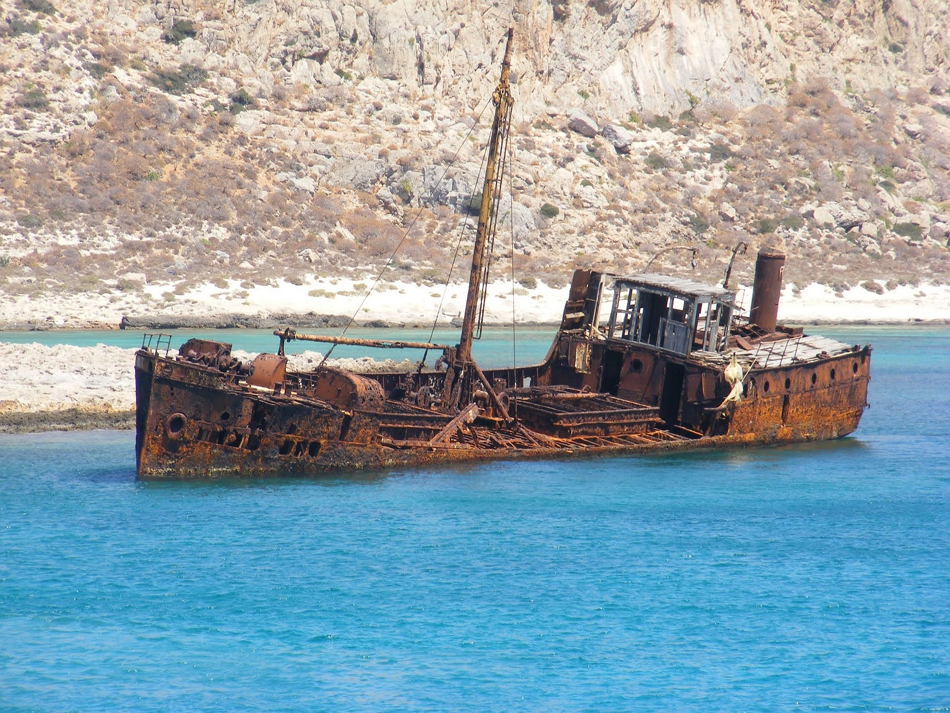 Download Vehicle Wreck HD Wallpaper