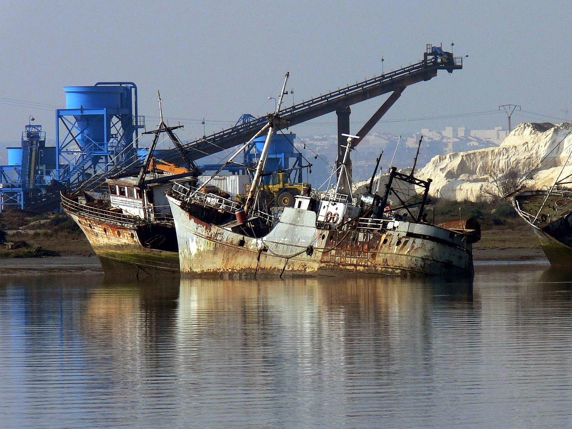 Download Vehicle Wreck HD Wallpaper