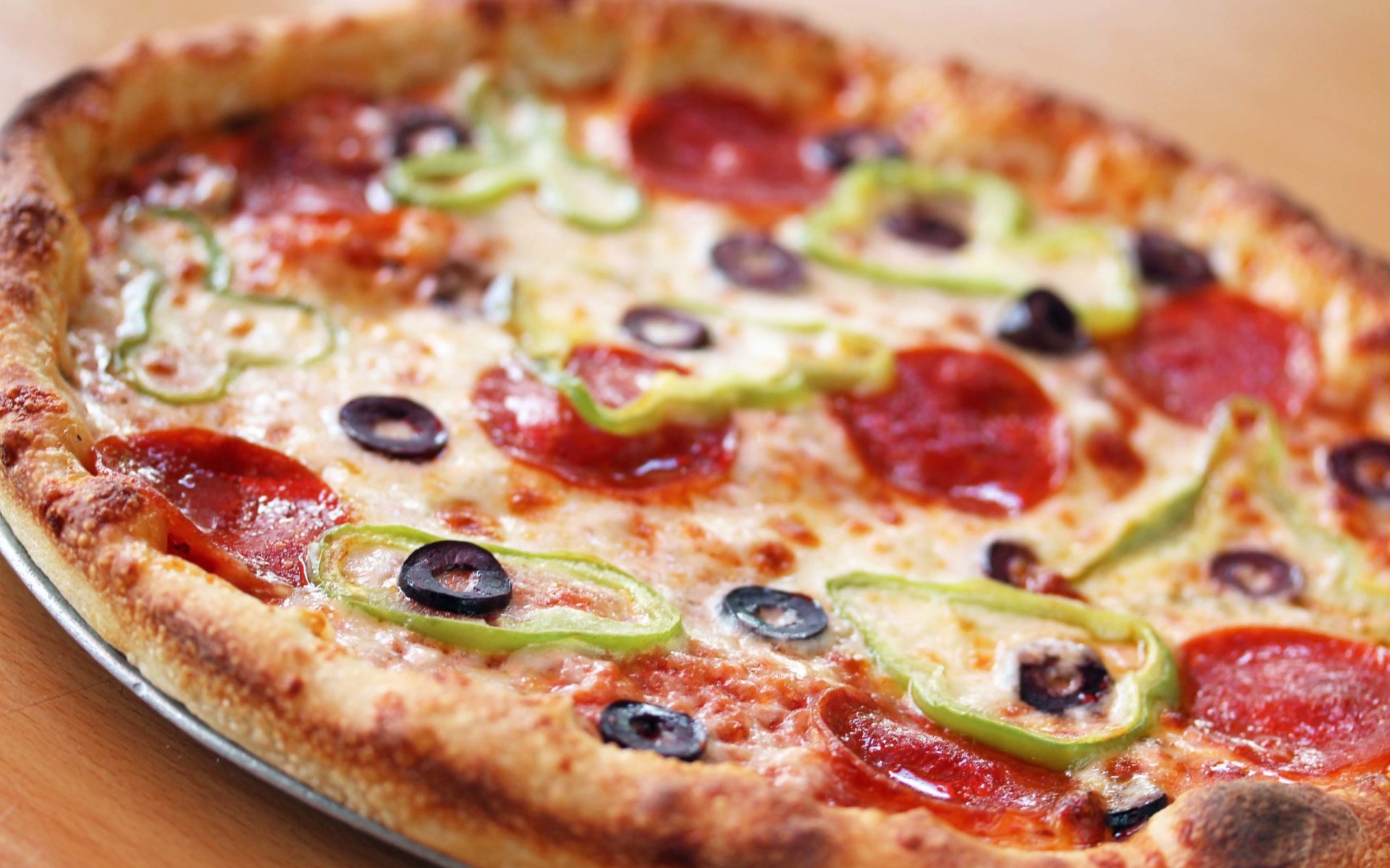 Delicious Pepperoni & Veggie Pizza HD Wallpaper Feast | 2560x1600 ...