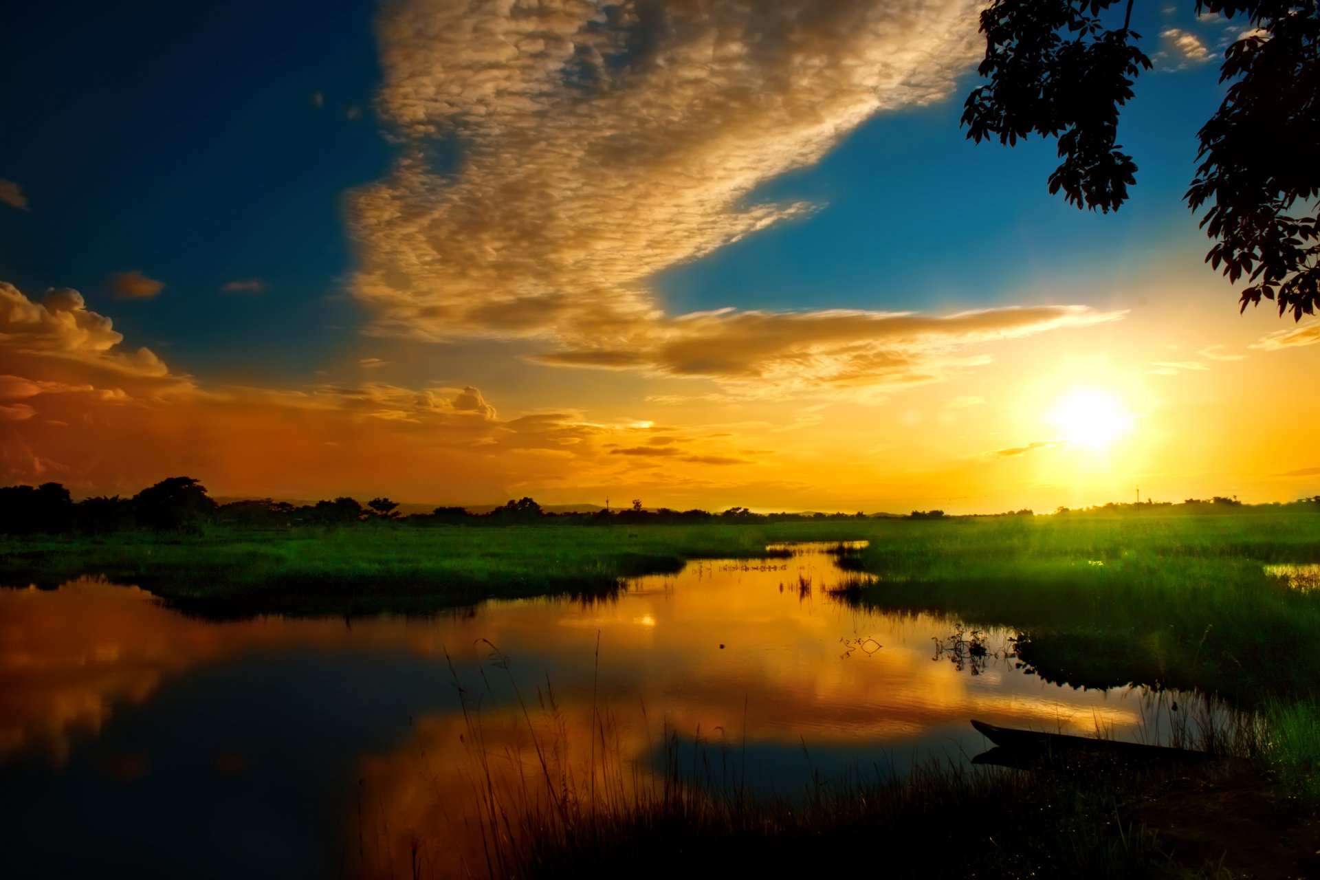 4K Ultra HD Sunset Bliss: Nature's Golden Reflection | 4752x3168 ...
