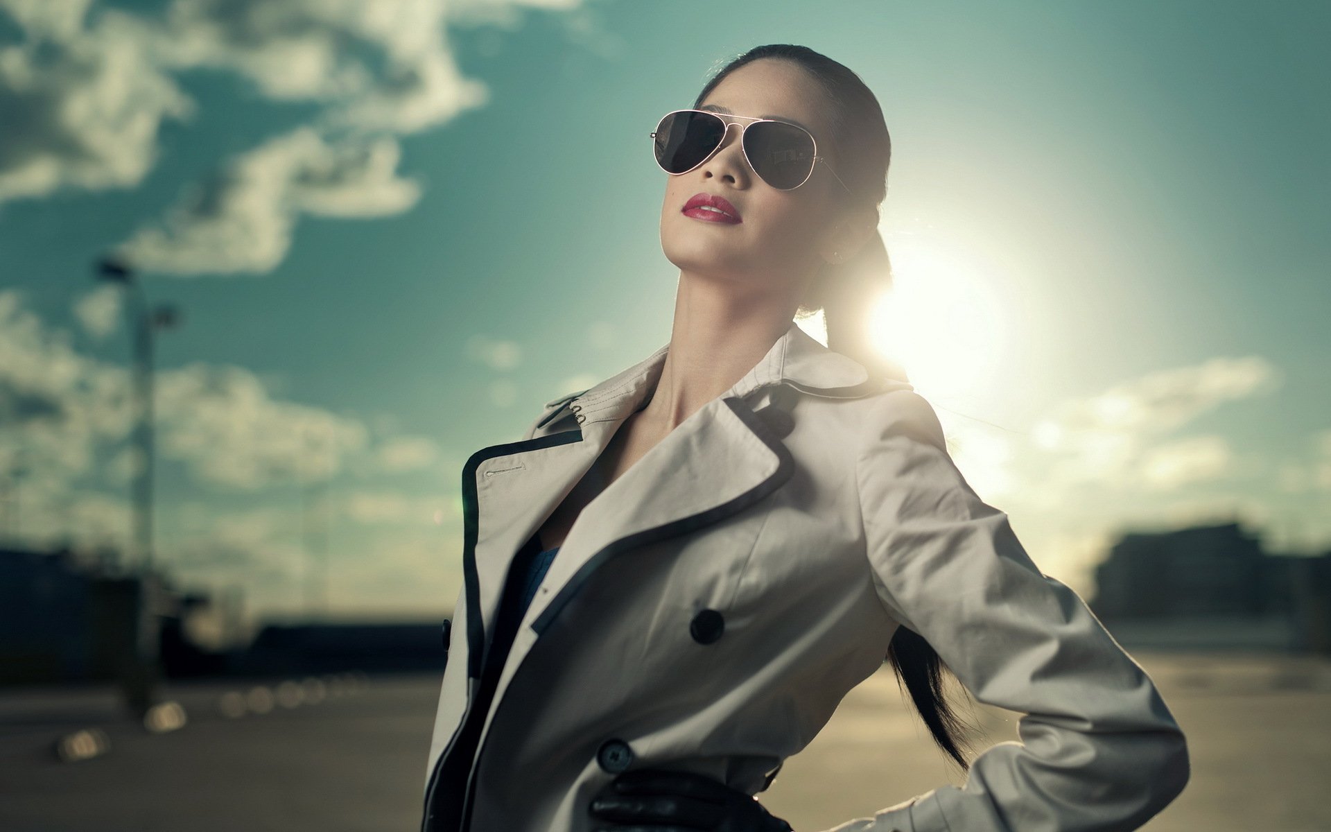 Chic Woman Model HD Wallpaper – Bold Elegance in Sunlit Shades