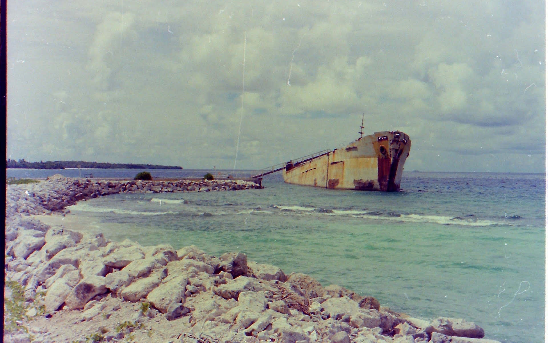 Download Vehicle Wreck HD Wallpaper