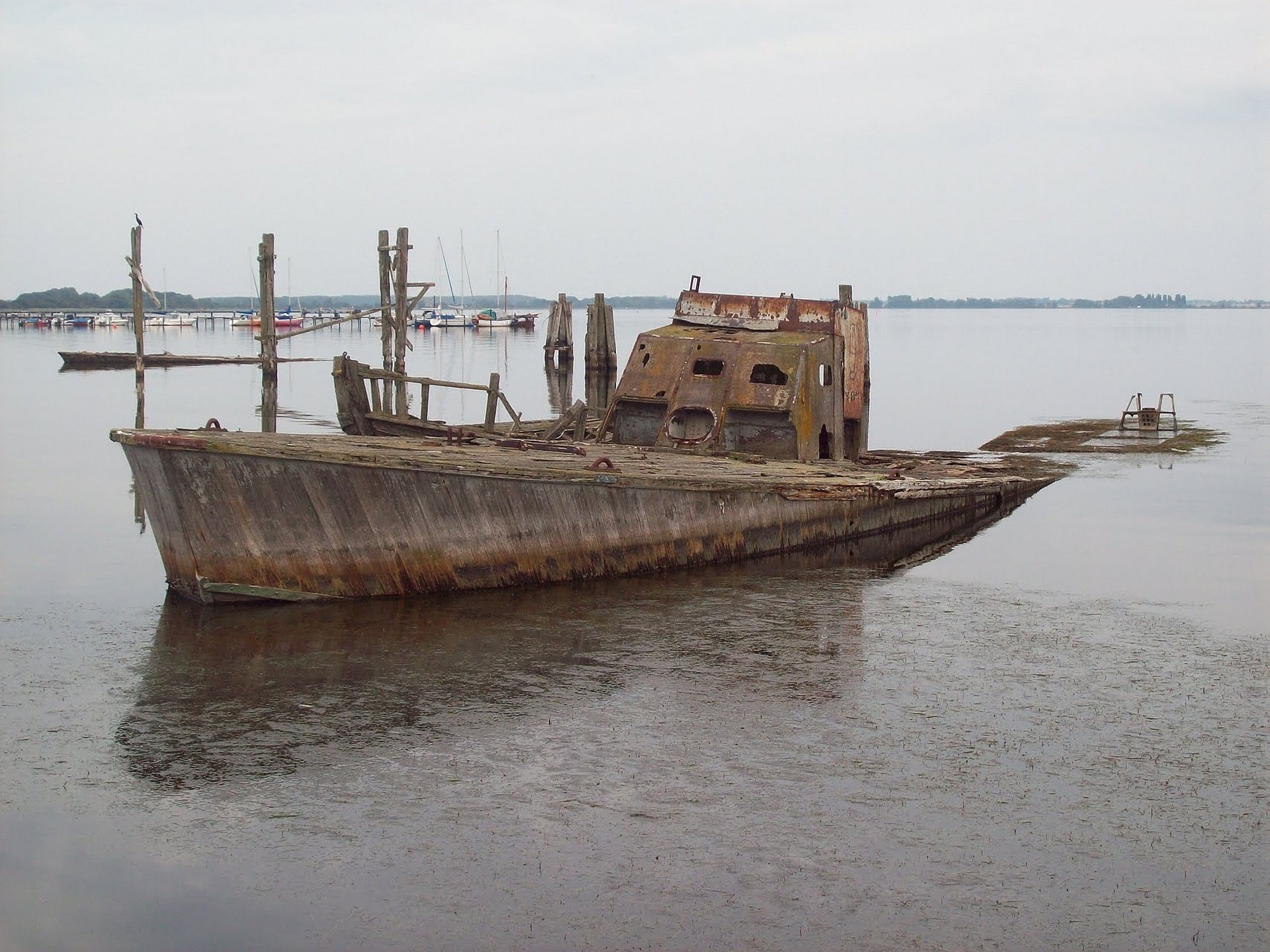 Download Vehicle Wreck HD Wallpaper