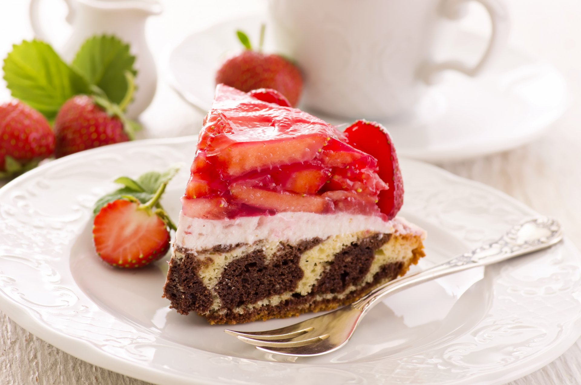 4K Ultra HD Delight: Decadent Strawberry Cake Slice