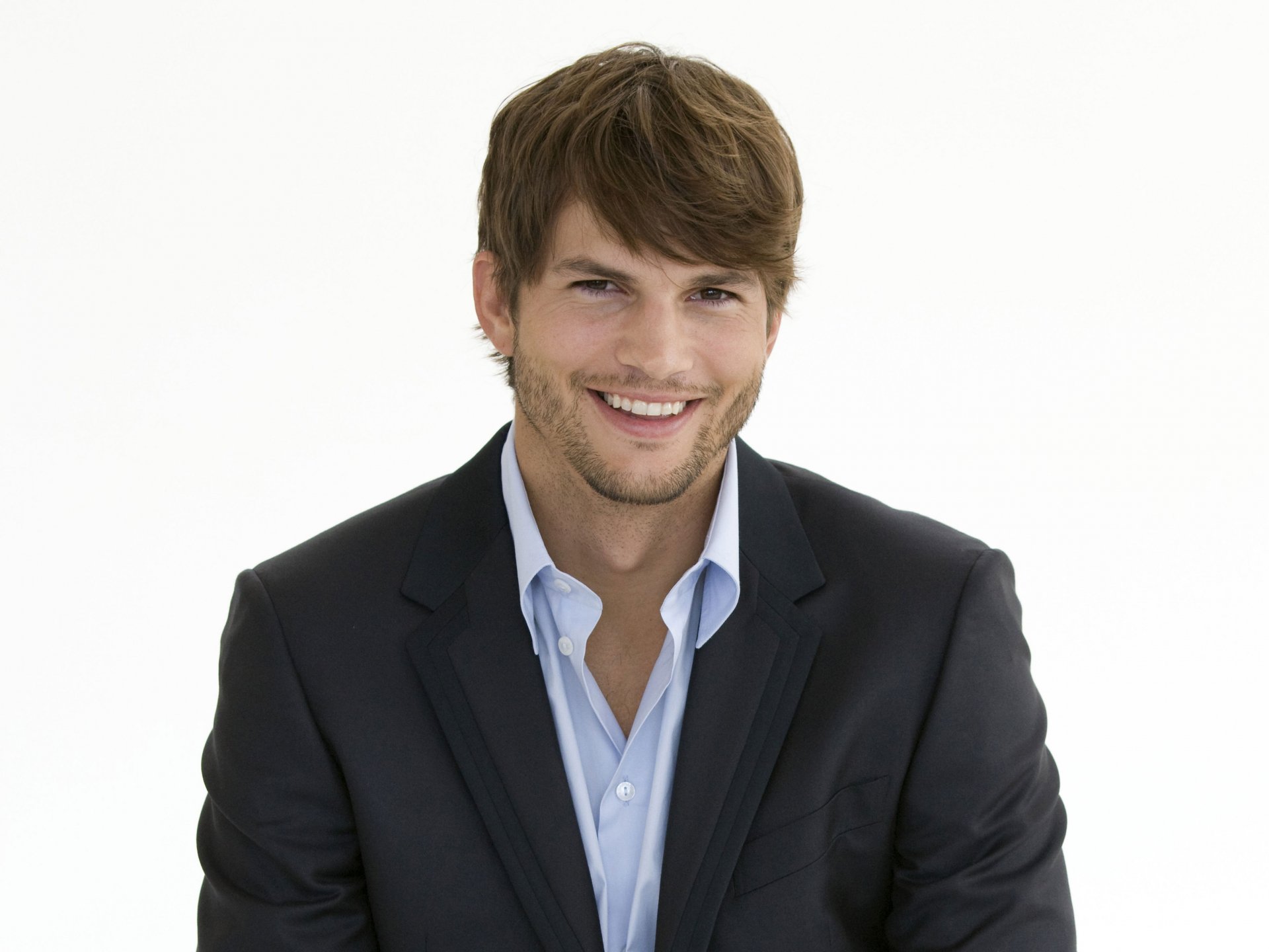 Ashton Kutcher HD Celebrity Wallpaper: Elegant Smile in Focus
