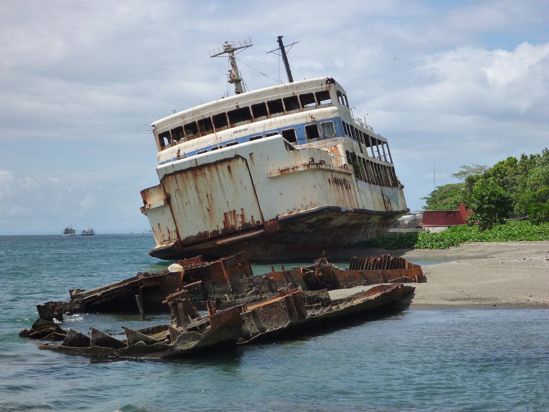 Download Vehicle Wreck HD Wallpaper