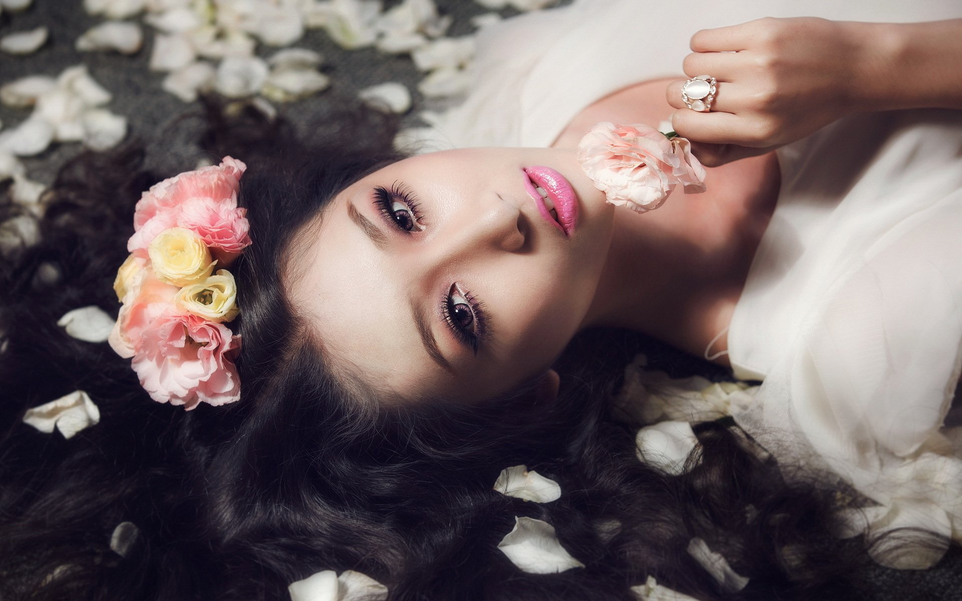 Radiant Beauty: Stunning Woman HD Wallpaper Showcase