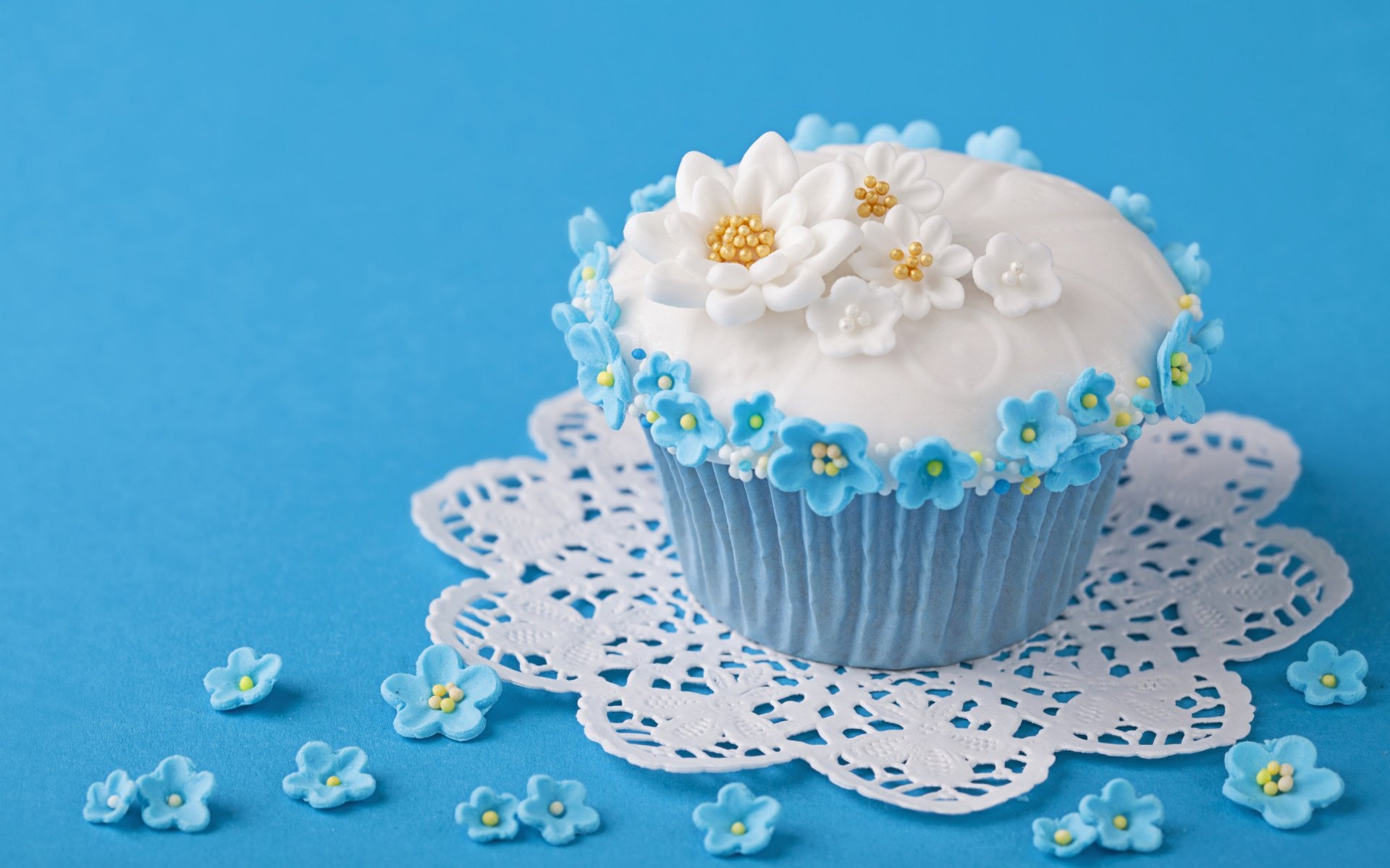 Delightful Cupcake HD Wallpaper: Sweet Blooms and Colors