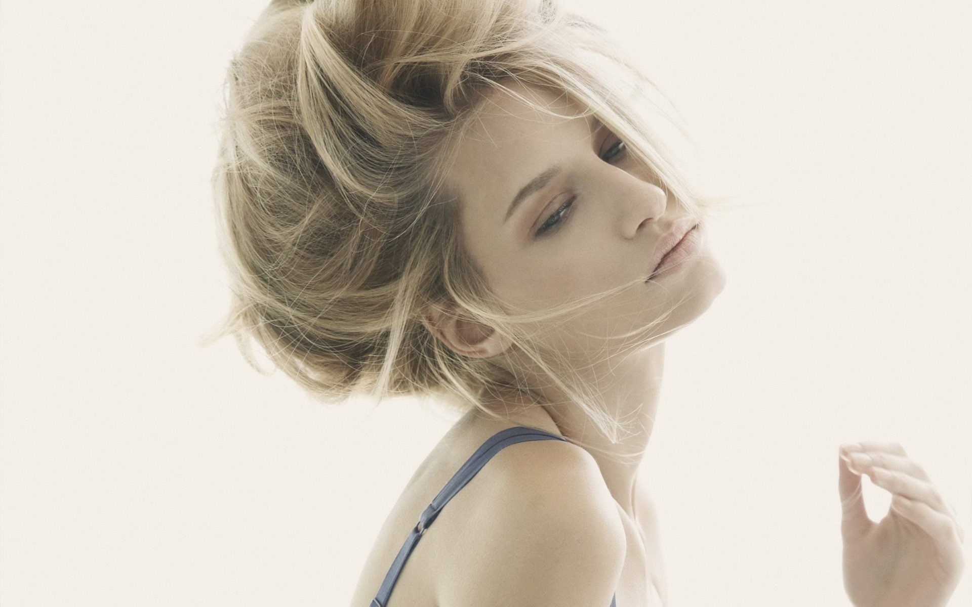 Download Woman Model HD Wallpaper