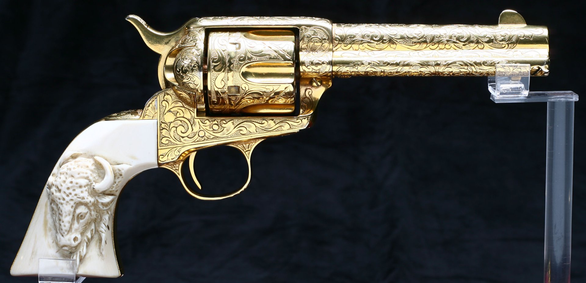 Ornate Golden Revolver HD Wallpaper – Masterpiece of Man-Made Precision