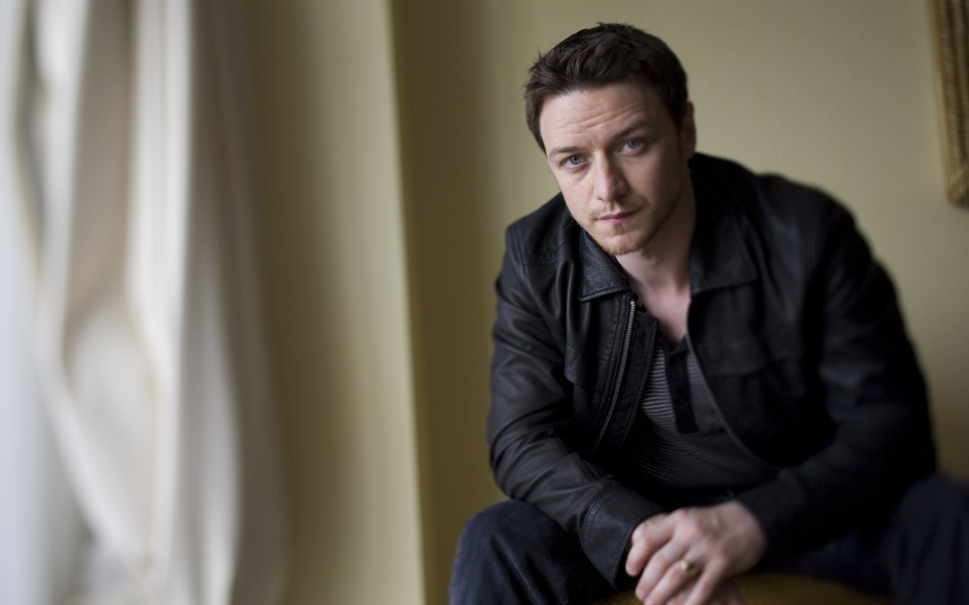 Download Scottish Actor Celebrity James McAvoy HD Wallpaper | 2560x1600 ...